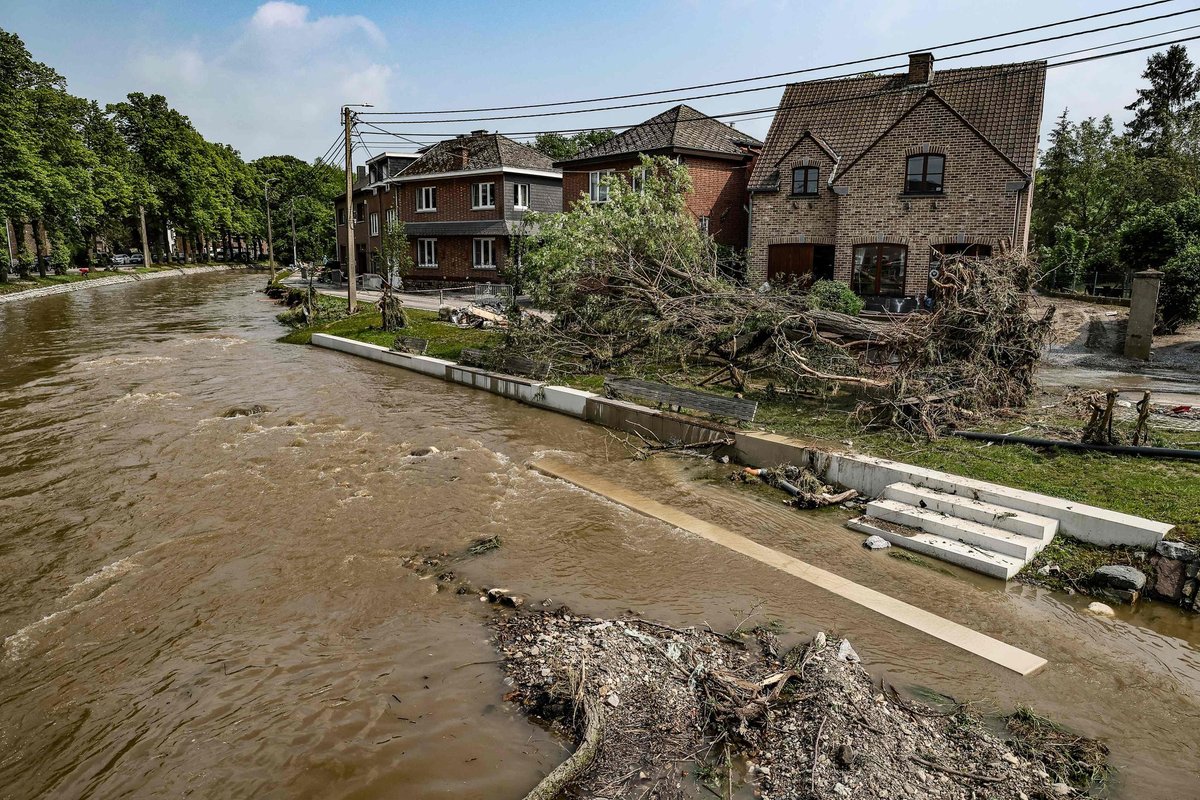 „Purvo upė“ šiaurės Prancūzijoje užliejo namus, šlavė automobilius ...