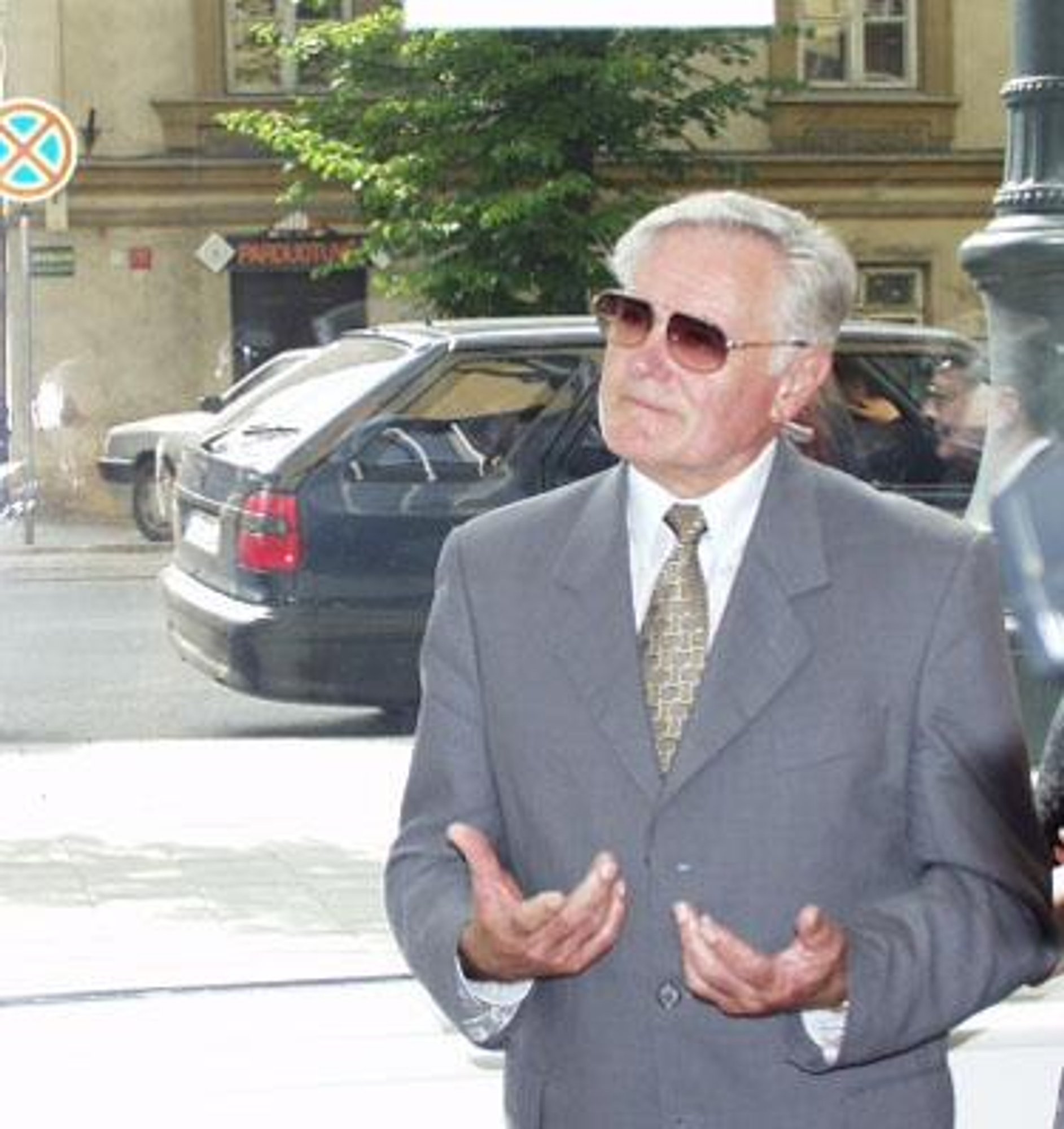 V.Adamkus: skandalai muitinėje kenkia Lietuvos prestižui - Delfi