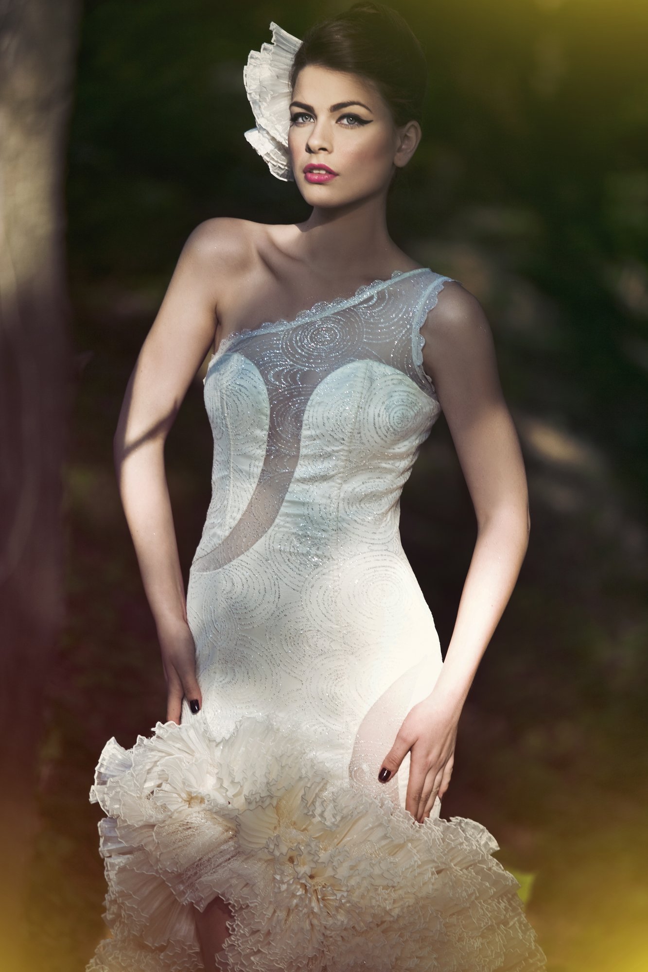 Graži iškirptė - vestuvinės suknelės akcentas - Delfi gyvenimas