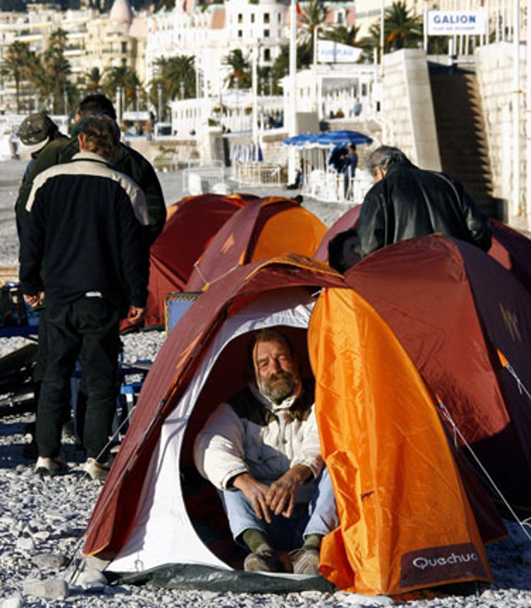 Benamiai Paryžiuje įkūrė palapinių miestelį - Delfi