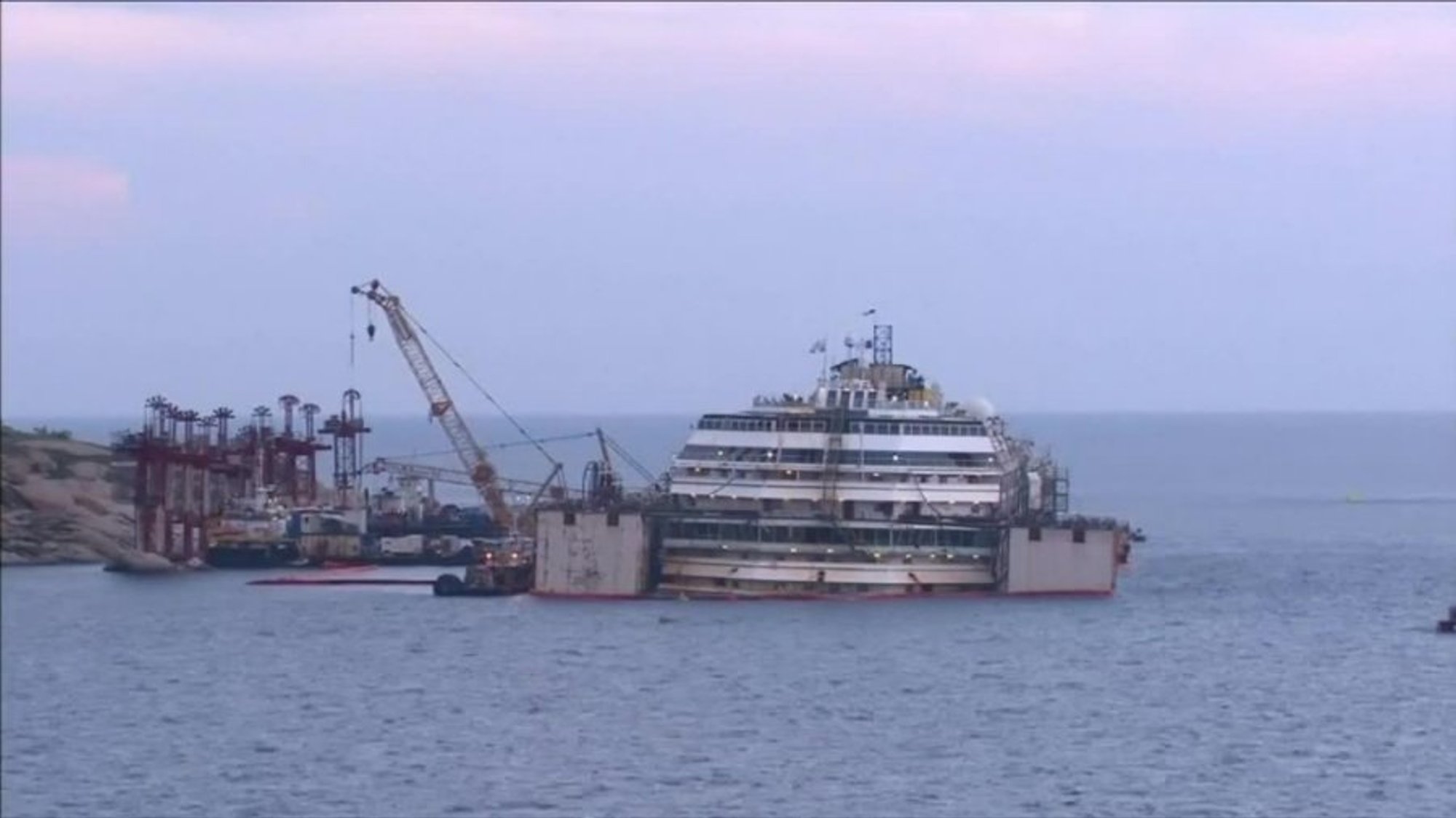 „Costa Concordia“ plūduro atkūrimo operacijos eiga užfiksuota vaizdo ...