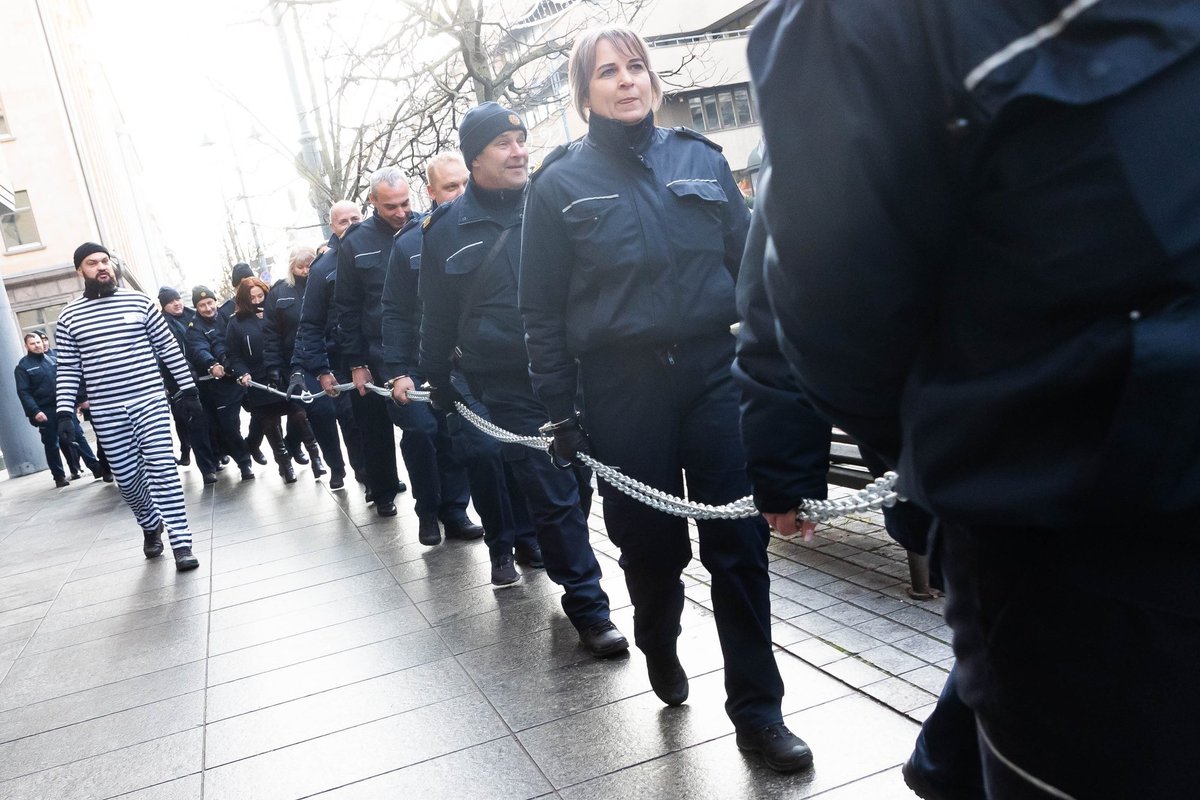Prison officers hold rally outside Seimas over pay, tense work ...