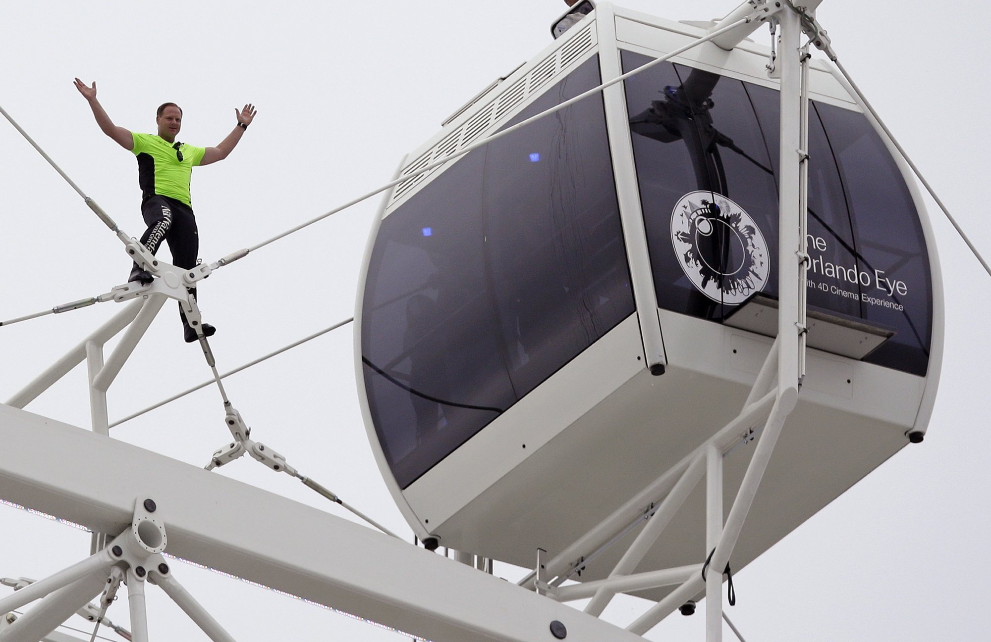JAV: lyno akrobatas užkopė ant 122 metrų aukščio apžvalgos rato - Delfi