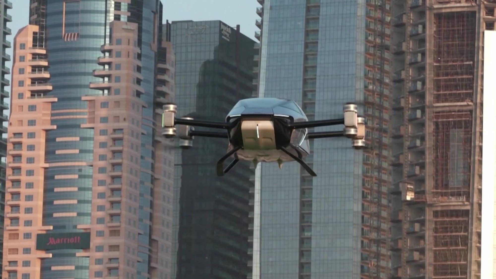 Dubajuje pirmam skrydžiui pakilo skraidantis automobilis - Delfi TV