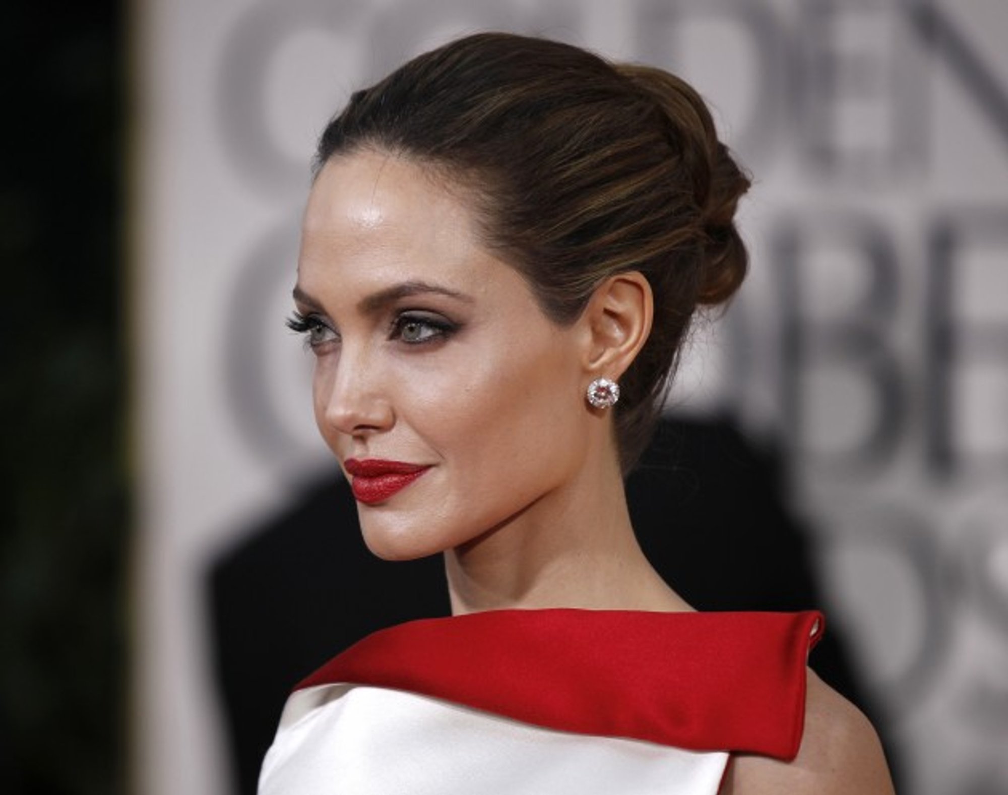 Angelina Jolie sprzedaje błyskotki i buduje szkoły - Delfi RU