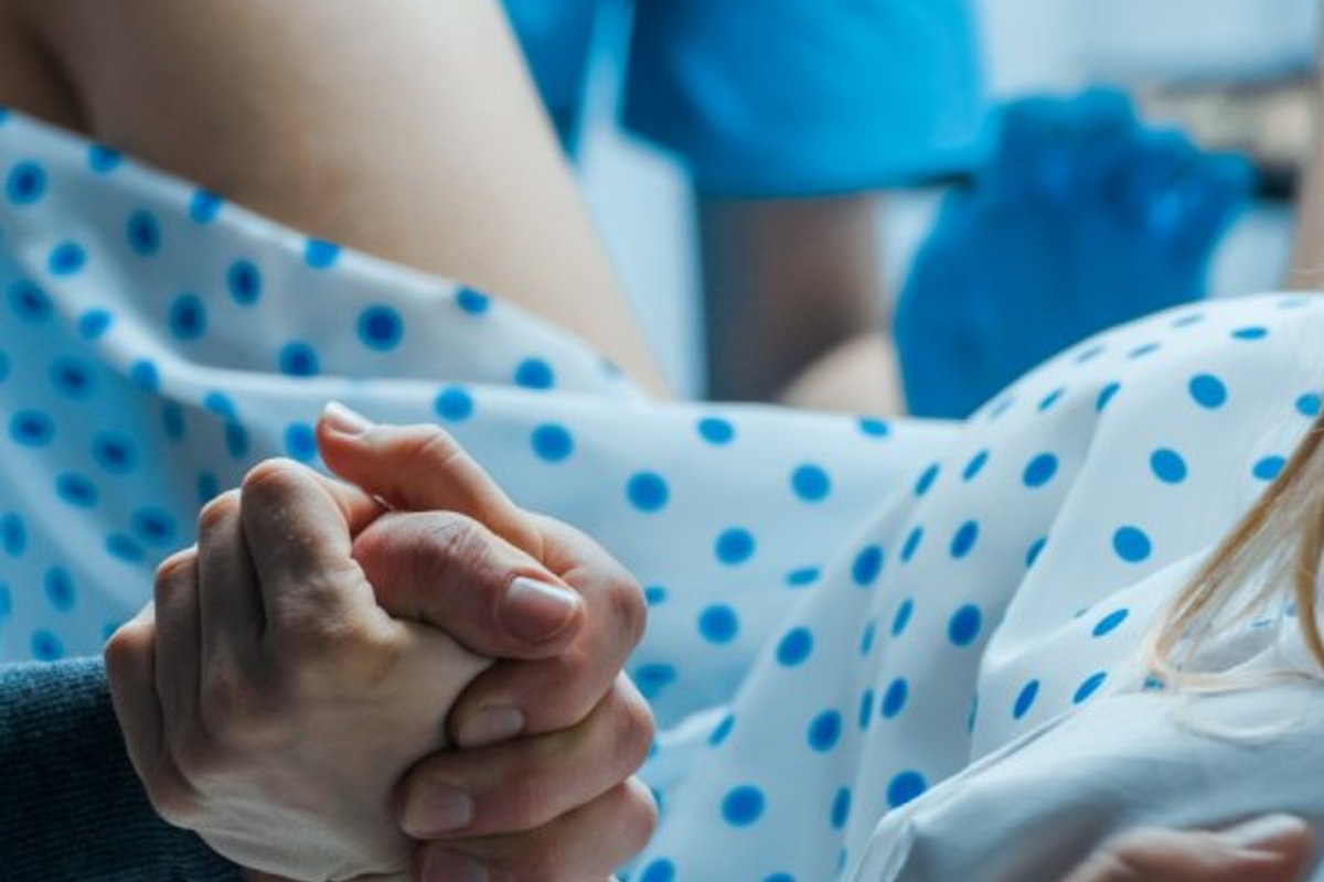 Slaugytoja papasakojo, kaip elgiasi vyrai, kol moterys gimdo - Delfi šeima