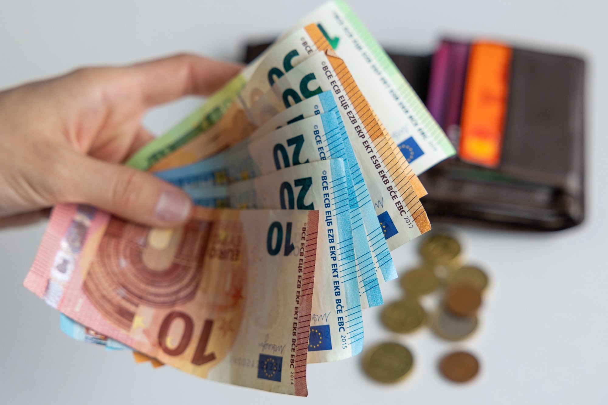 Pinigų etiketas: kaip sužinoti, kiek per šventę „dėti į vokelį“ ir kada ...