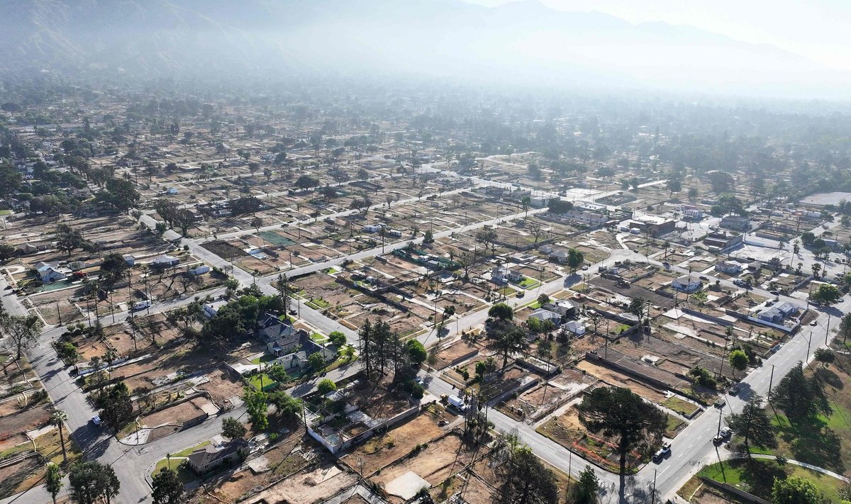 Į šiaurę nuo Los Andželo plinta miškų gaisrai, evakuoti tūkstančiai ...