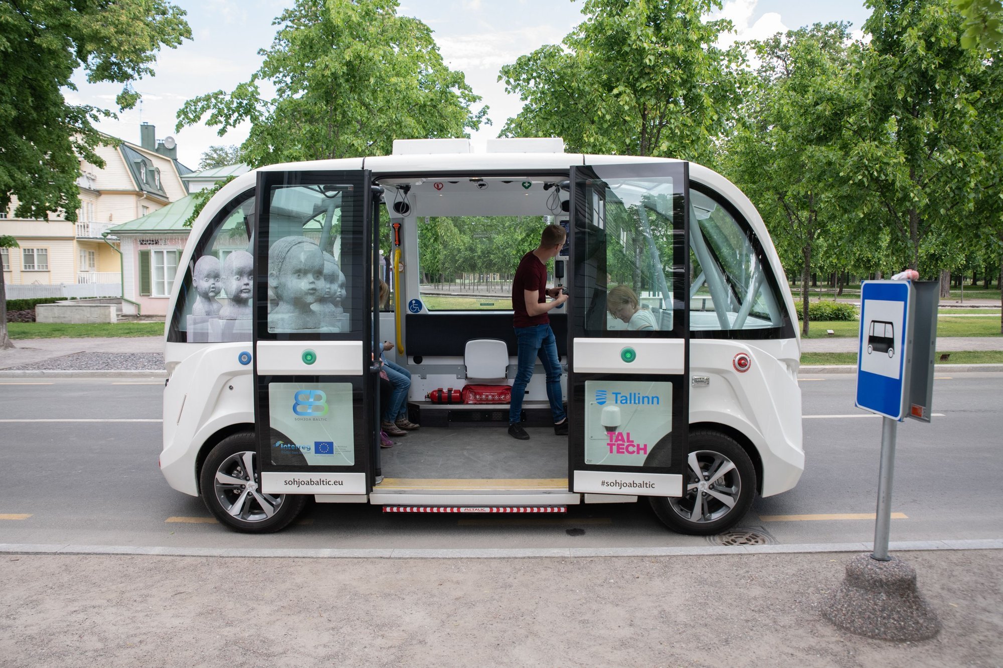 Taline susidūrė autonominis autobusas ir lengvasis automobilis - Delfi