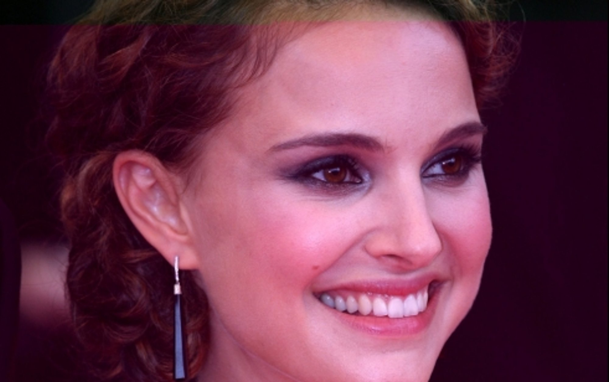 Natalie Portman pasirodo savo vaikino Bolivudo stiliaus muzikiniame ...