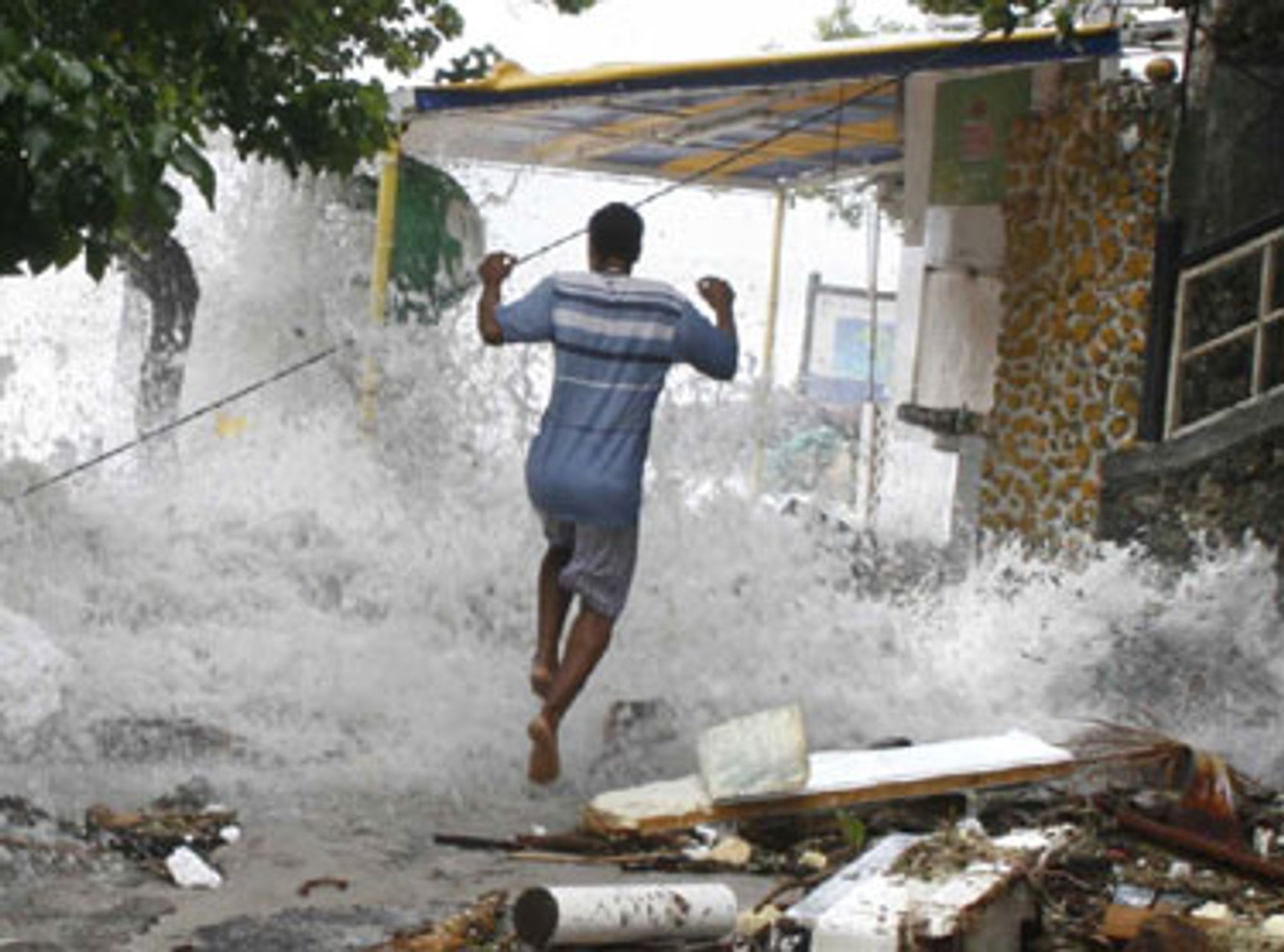 Uraganas „Feliksas“ vėl sustiprėjo - Delfi