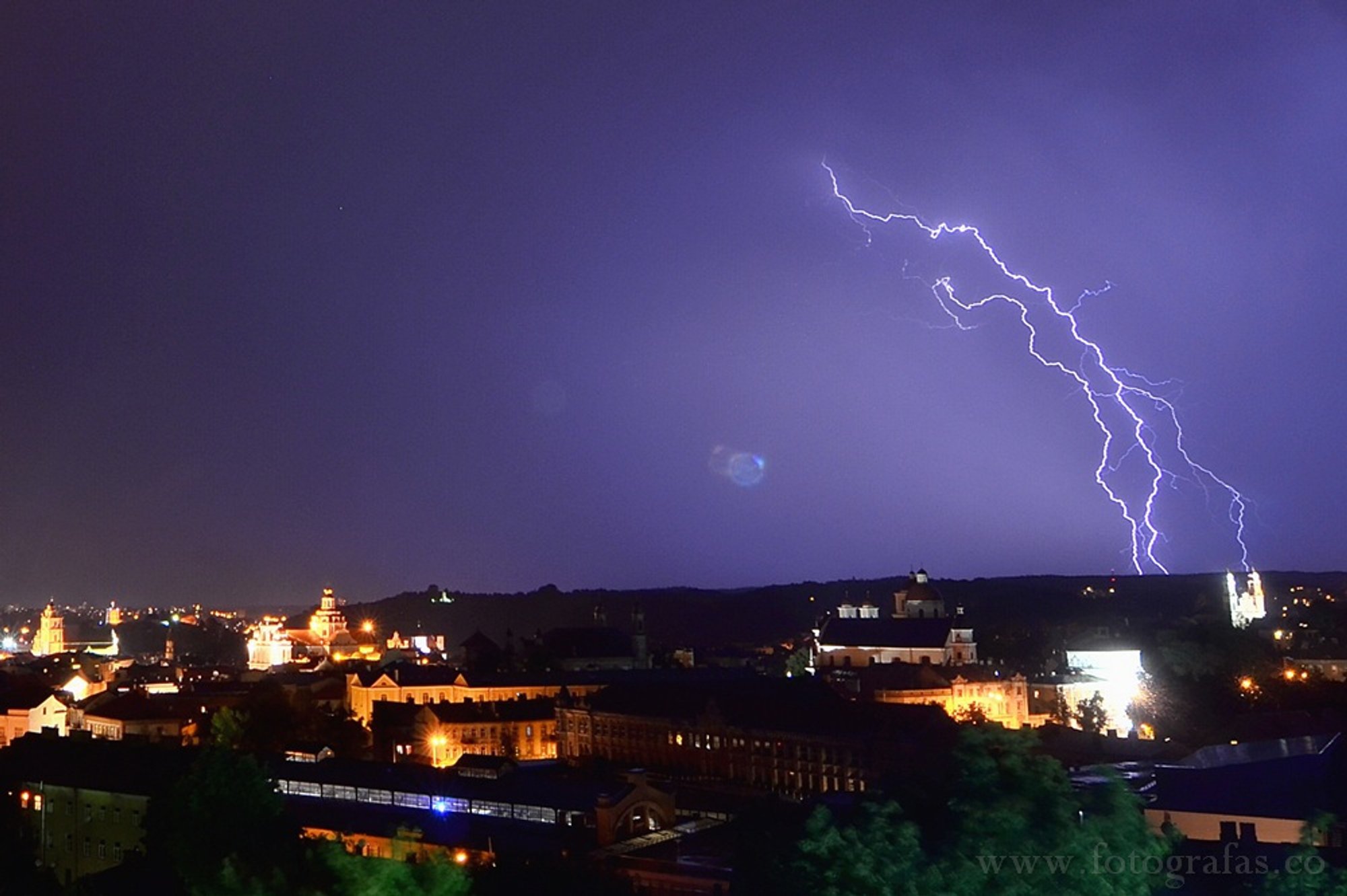 Tropinį orą keis škvalas: formuojasi audros debesys - Delfi