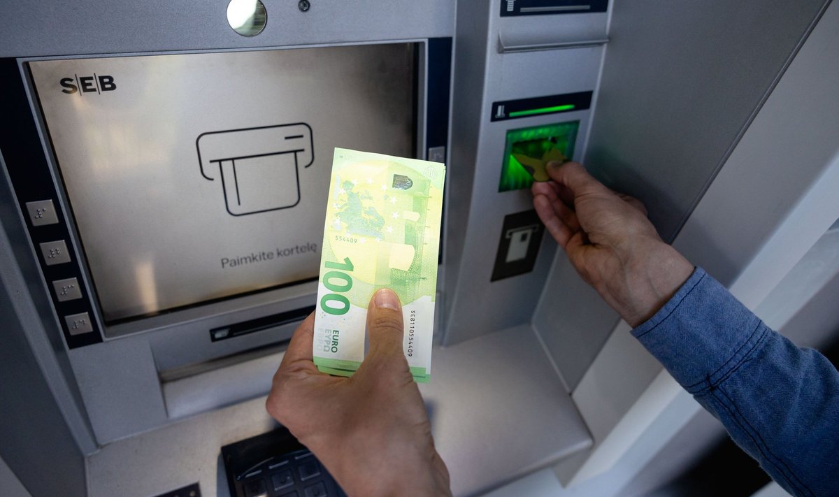 Šiaulietis nusivylė įmonių darbu: bankomatas „prarijo“ 10 000 eurų, o ...