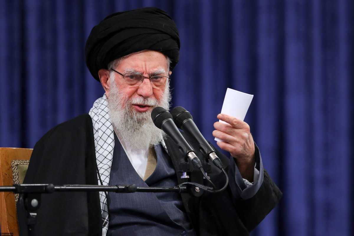 Teheranas patvirtino ajatolos Khamenei žūtį - Delfi