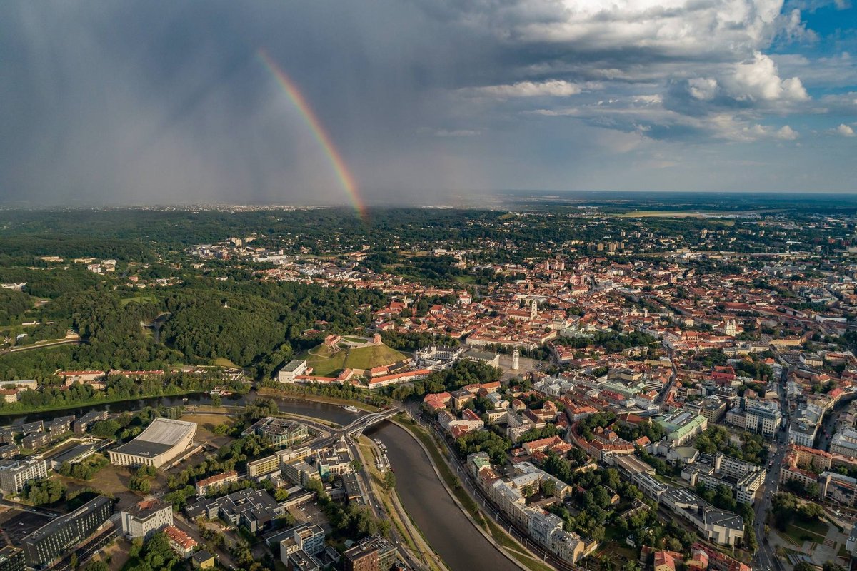 Sinoptikai ir tarnybos jau perspėja: Vilnių pasieks stipri audra - Delfi