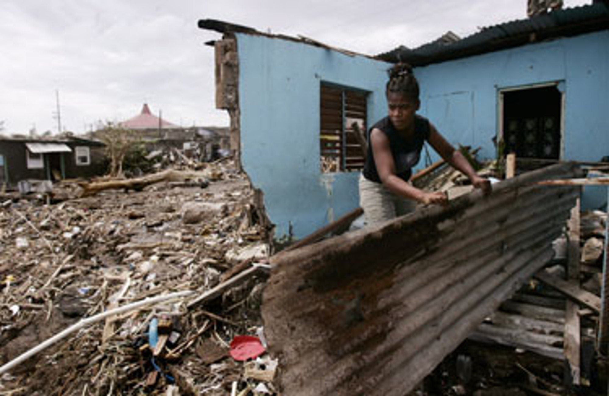 Uraganas „Deanas“ susilpnėjo - Delfi