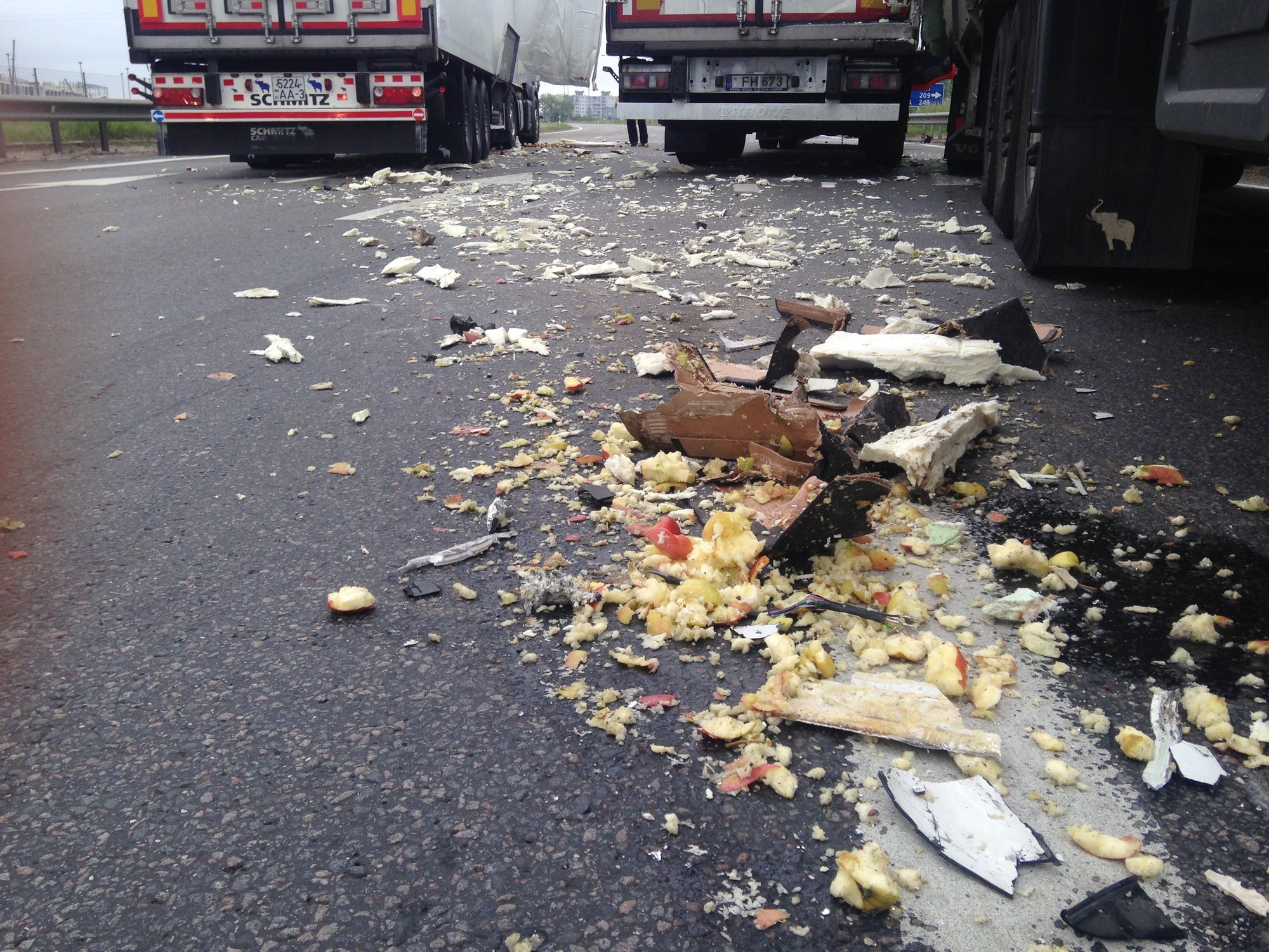 Kelyje Palanga–Šiauliai apvirto sunkvežimis, vežiojantis „Maxima ...