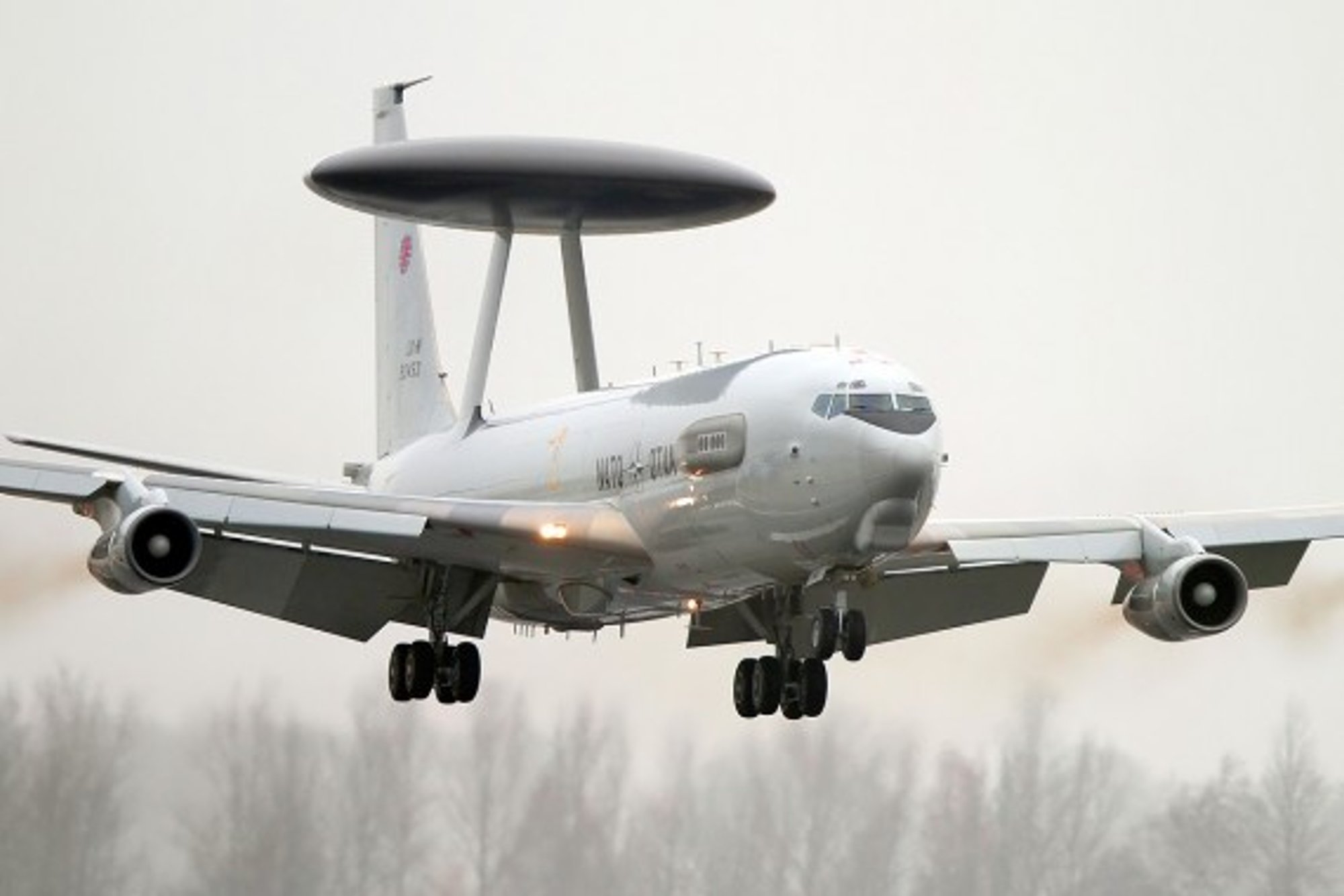 Aviacijos bazėje Šiauliuose nusileido NATO skraidantis radaras - Delfi