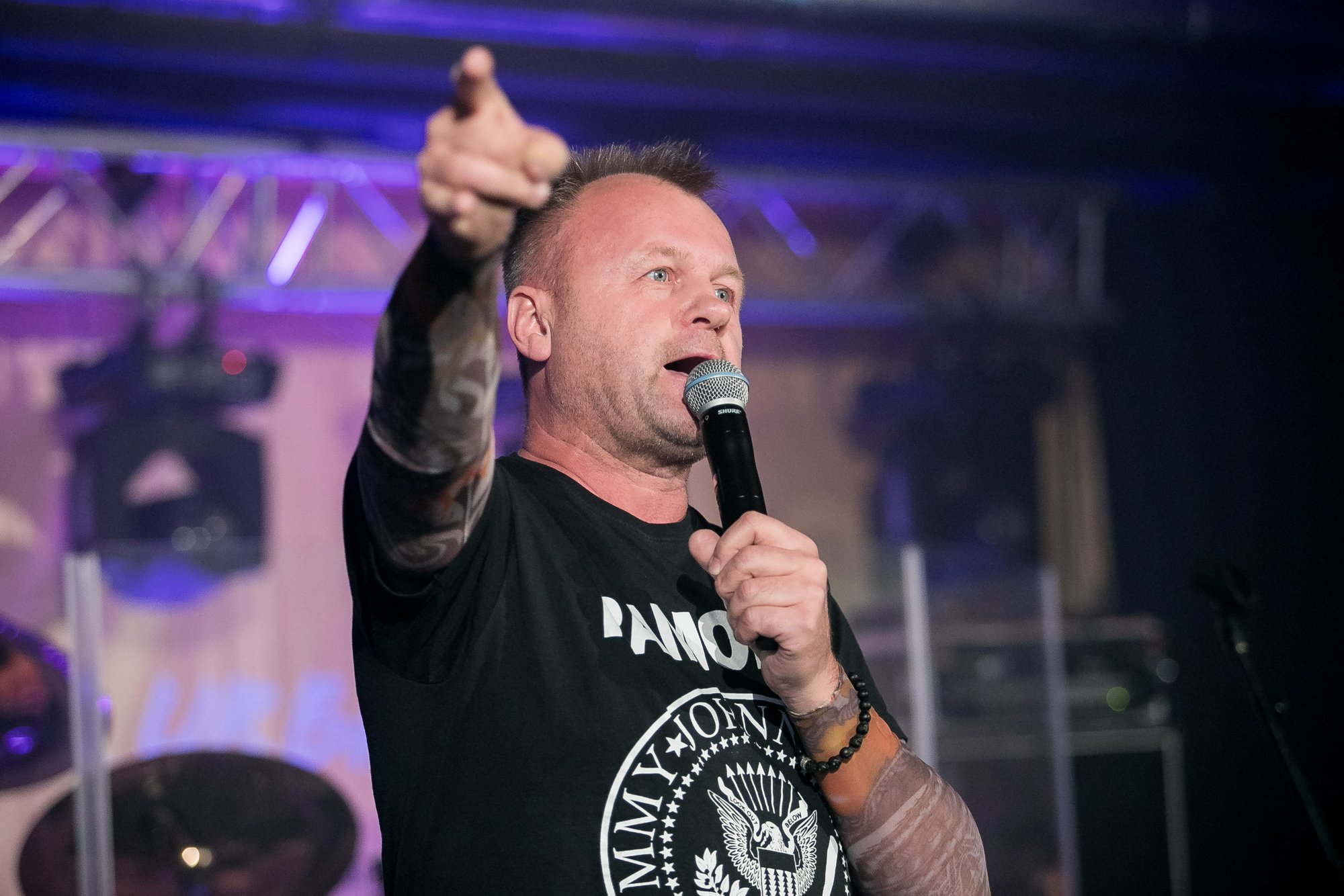 Koncerto metu Saulius Urbonavičius-Samas scenoje patyrė traumą - Delfi ...