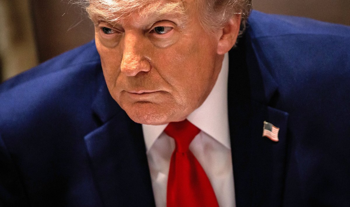Baltuosiuose rūmuose Trumpo šou: grasinimai ir liaupsės - Delfi