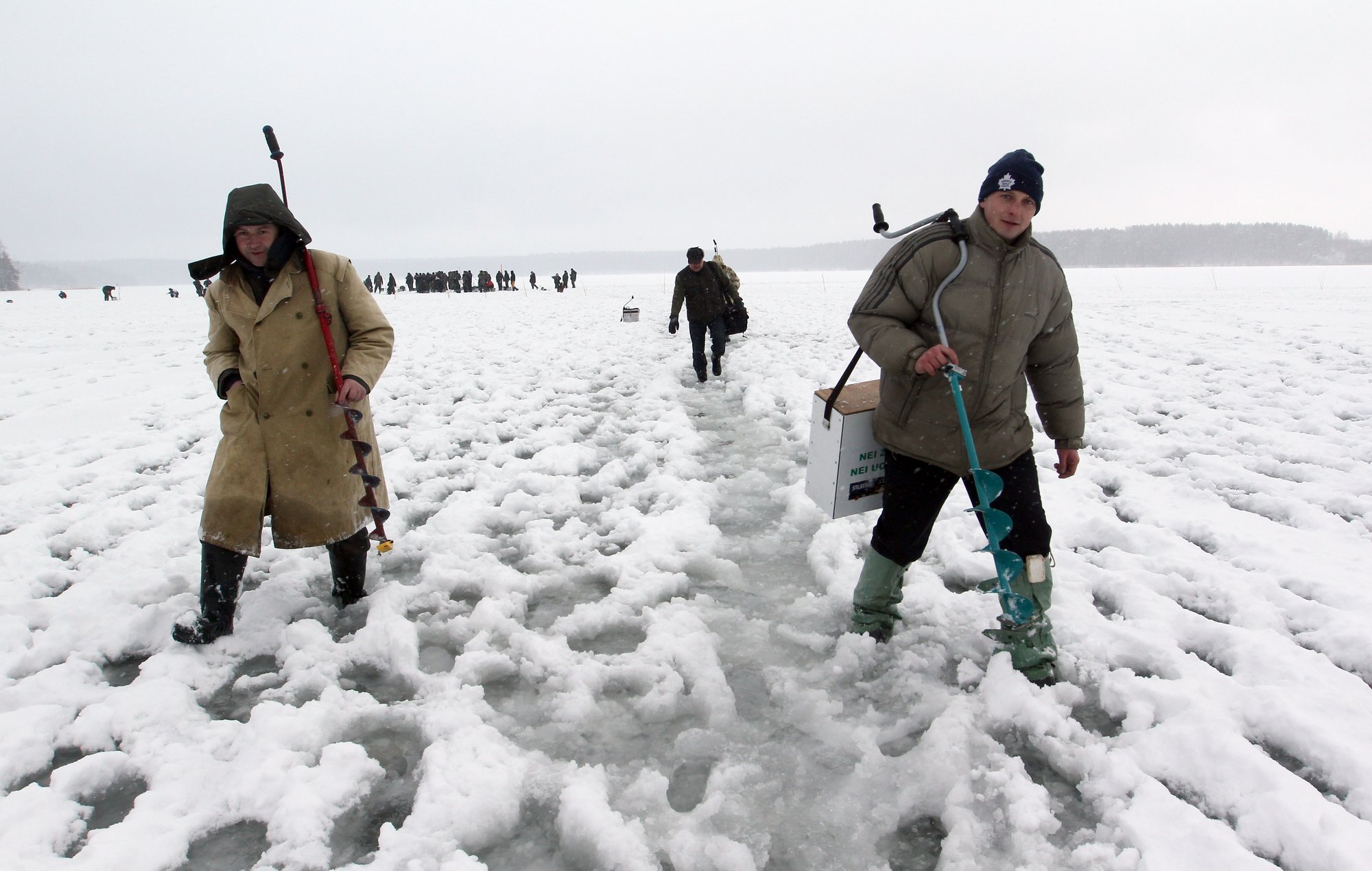 JAV išnaudoja šalčius - mėgaujasi poledine žvejyba - Delfi grynas
