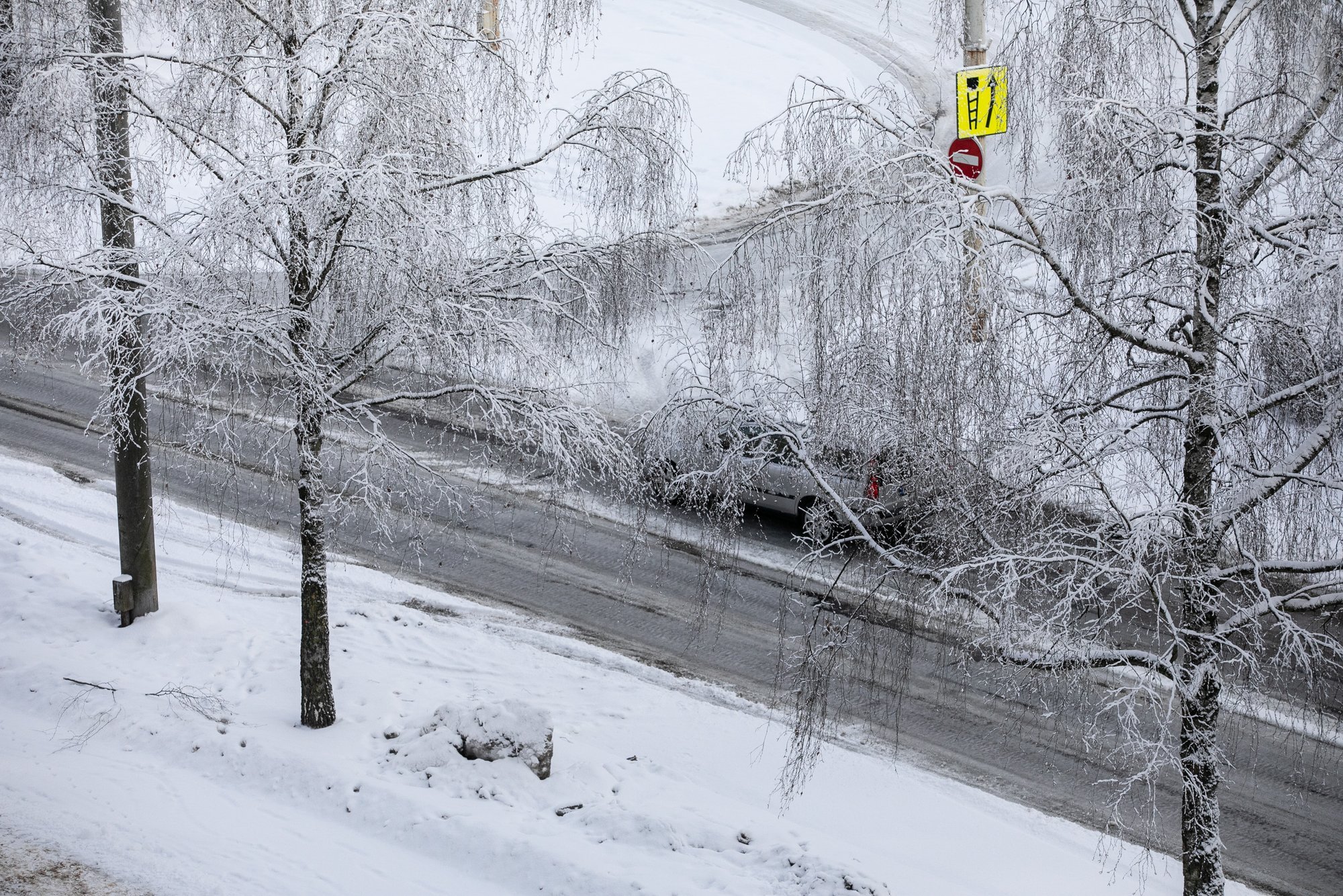 Vakarų ir Šiaurės Lietuvoje eismo sąlygas sunkina lijundra ir plikledis ...