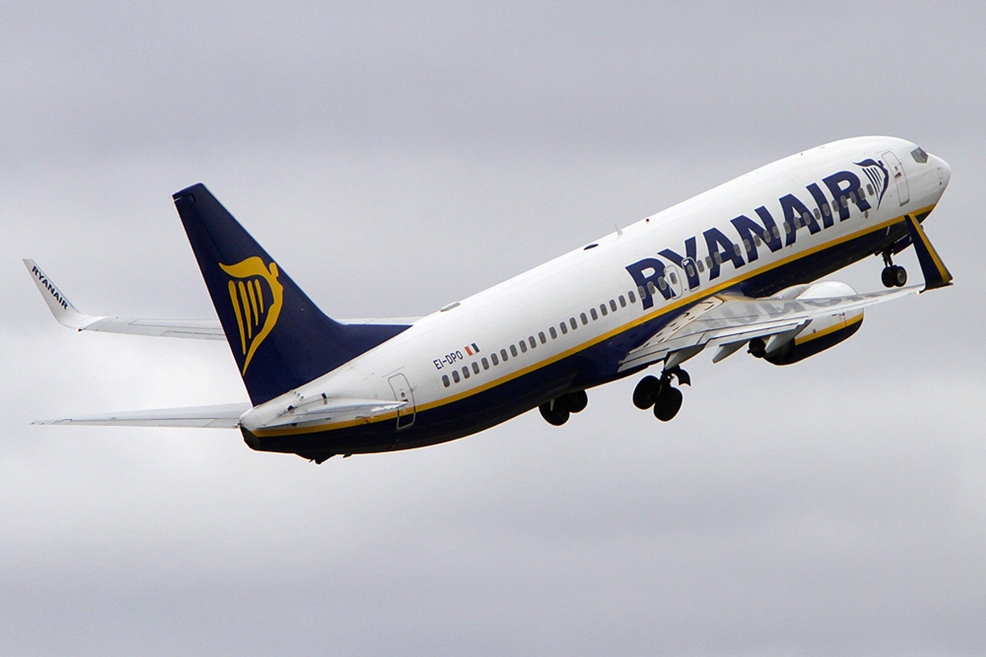 „Ryanair“ stiuardai vyrui su sustojusia širdimi pasiūlė sumuštinį ir sodos vandens - Delfi verslas