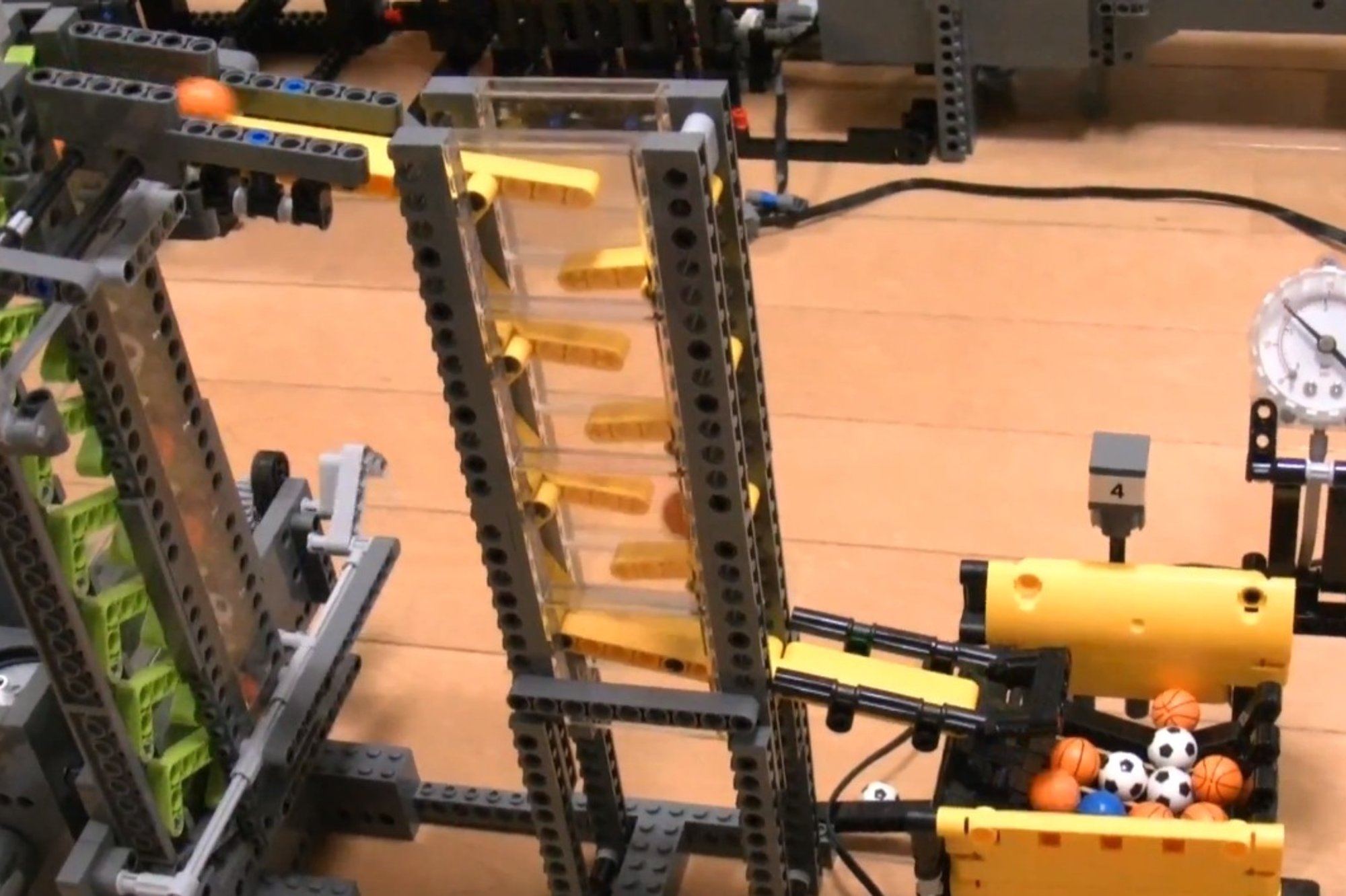 Iš „Lego“ kaladėlių sukurtas milžiniškas konvejeris kamuoliukams gabenti - Delfi mokslas