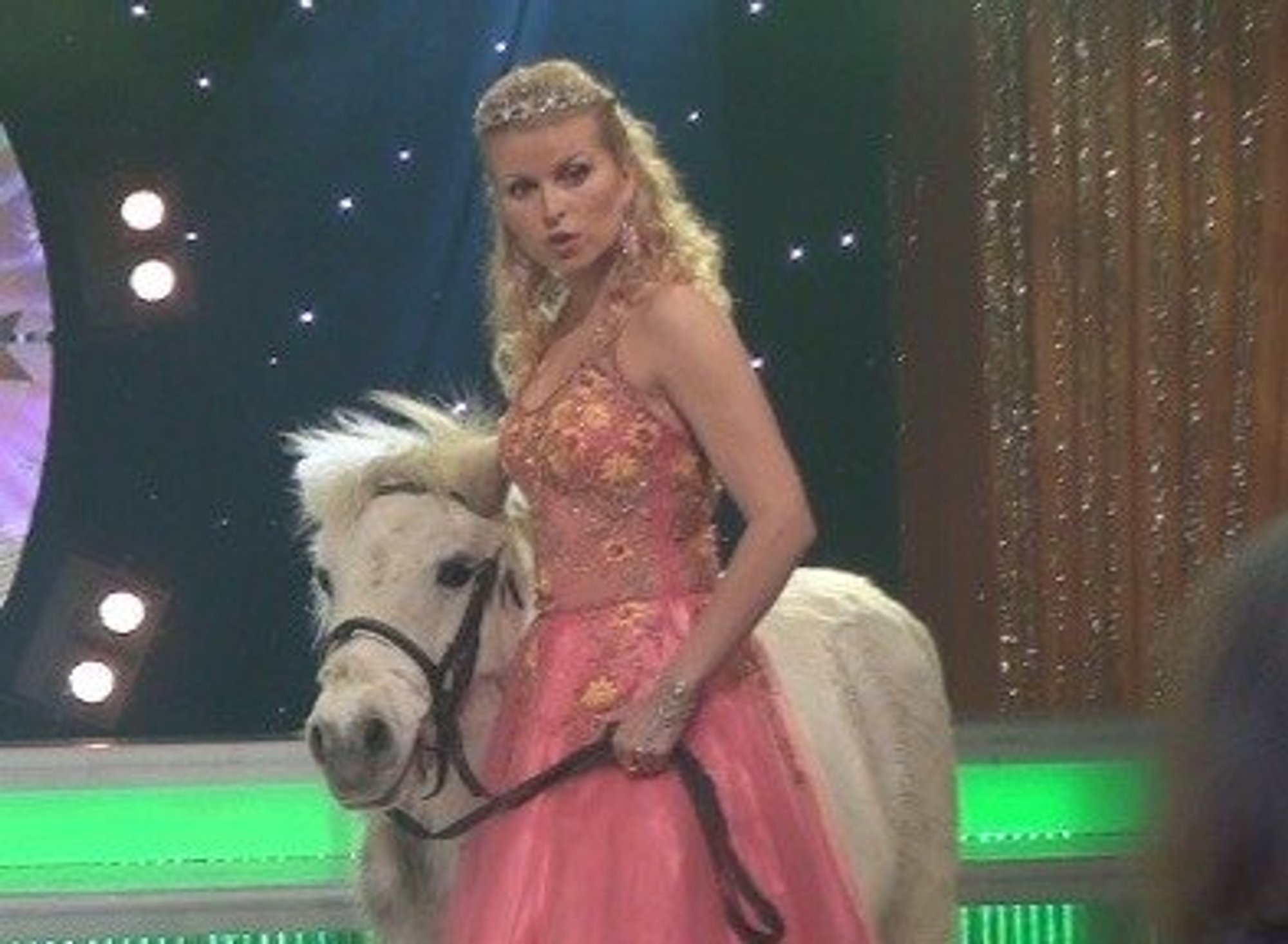 Rūta Mikelkevičiūtė šoko sambą su poniu - Delfi TV