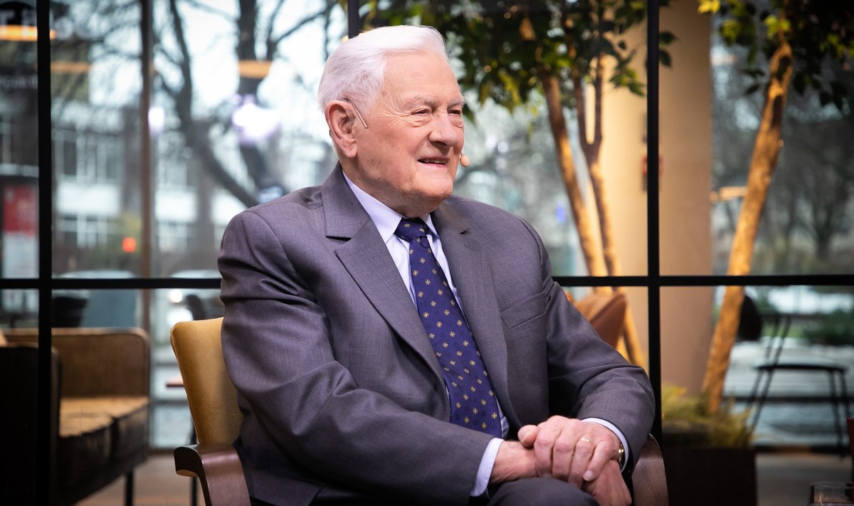 Valdas Adamkus: tai yra sensacija - Delfi