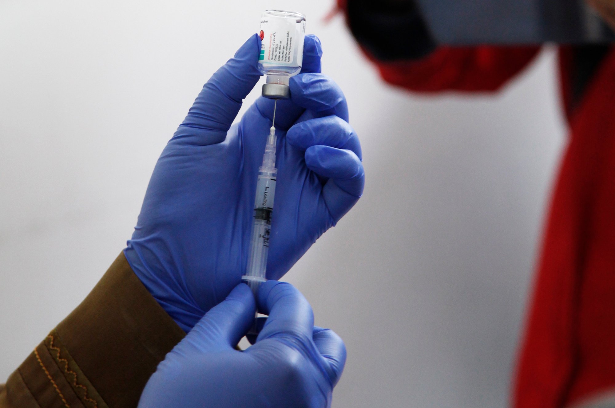 Gamintojai: „Pfizer-BioNTech“ vakcina apsaugo nuo britiškojo ir ...