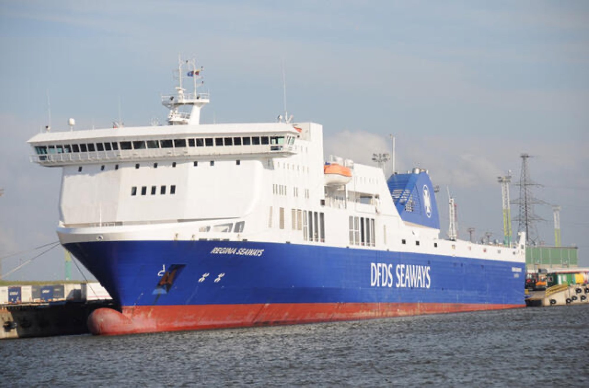 Laivas „Regina Seaways“ atlaikė uraganinį vėją - Delfi