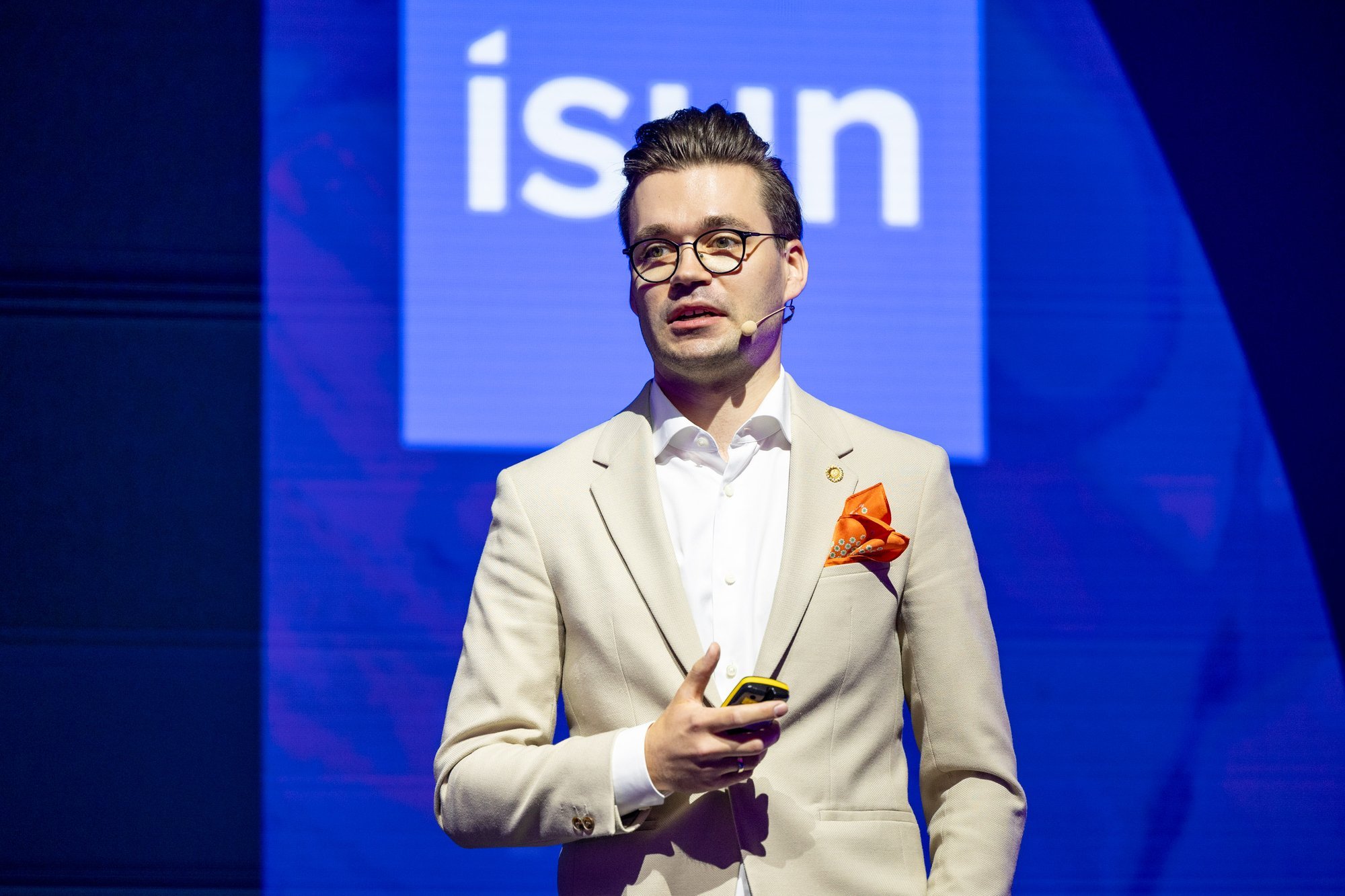 Login 2024. Karolis Jonuška. Mano močiutė tuoj prekiaus ...