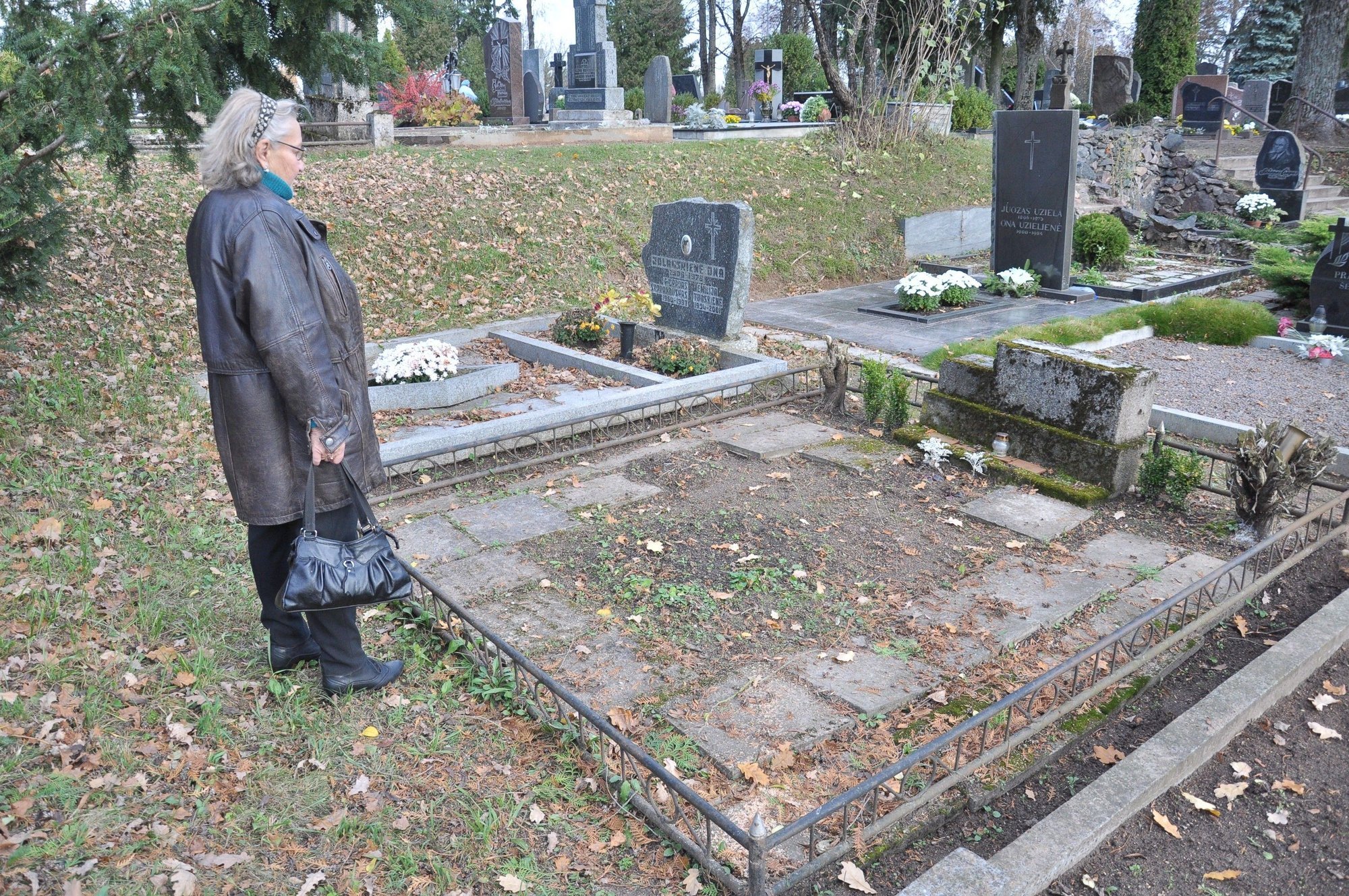 Tragiškai žuvusios mergaitės kapą tvarkanti senolė: pyktis ima, kad ...