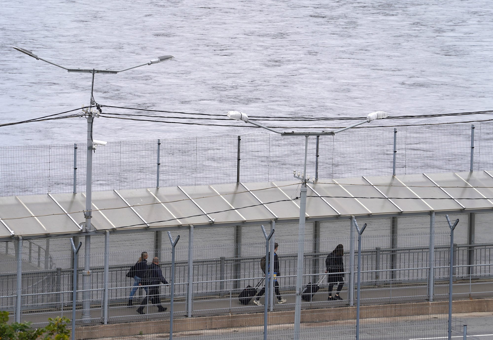 Estijos pasieniečiai Narvos poste pastarąją parą neįleido iš Rusijos 17 ...