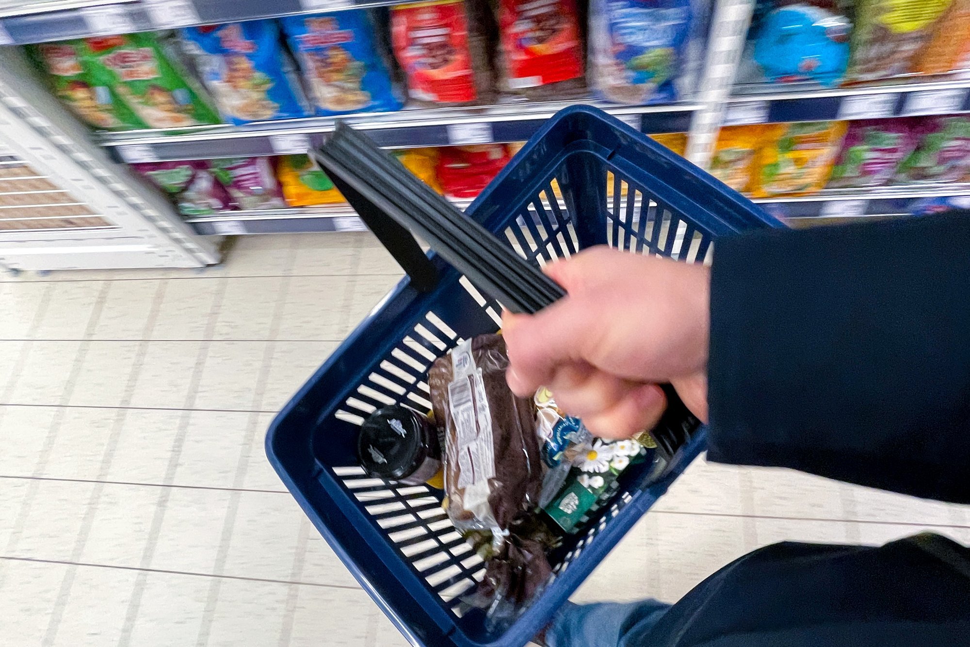 Žaliavos pinga, bet prekės parduotuvėse ne: kas dėl to kaltas - Delfi