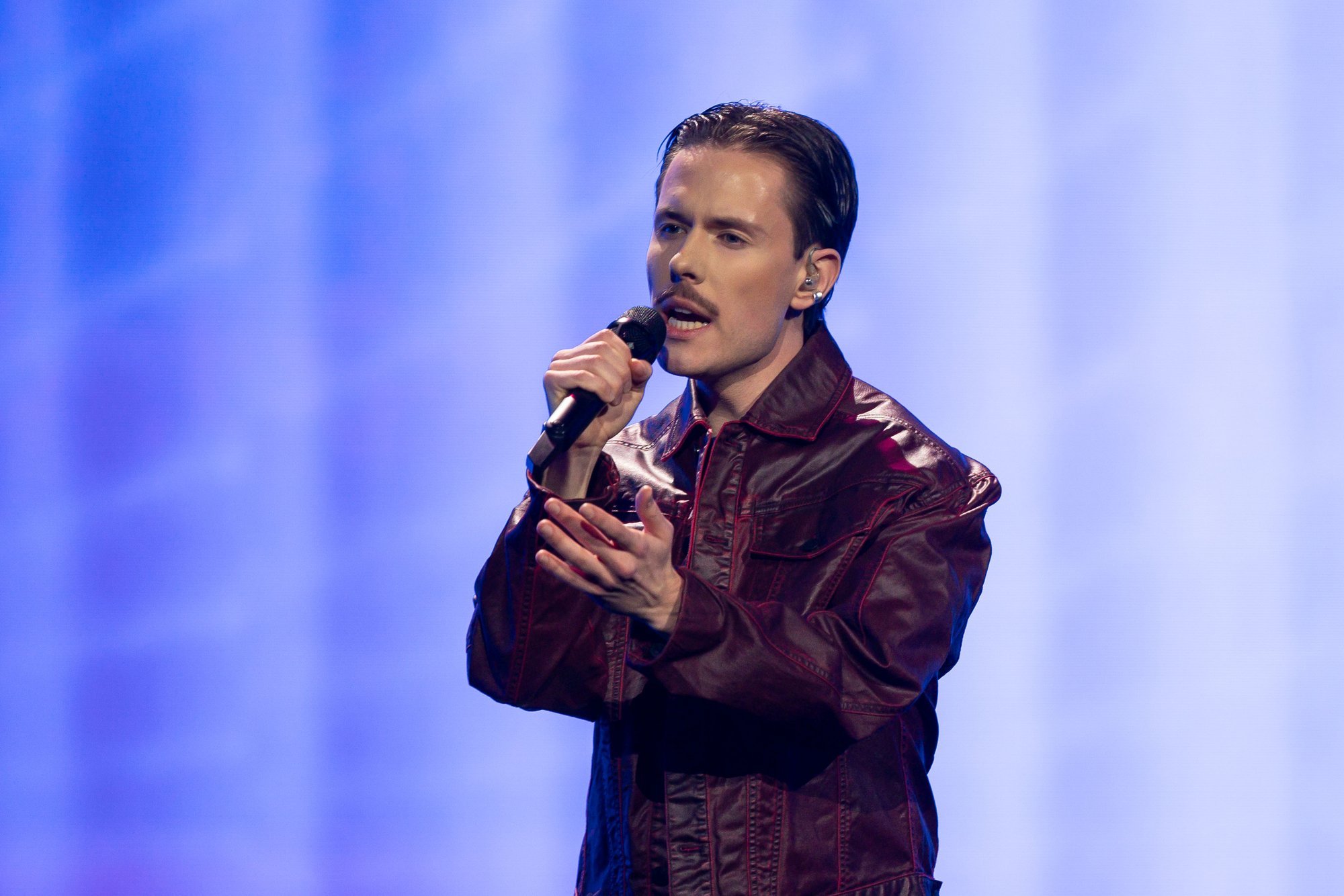 Joseph June pristato naują dainą „Žinučių tyla“: kai atrasti laiko ...