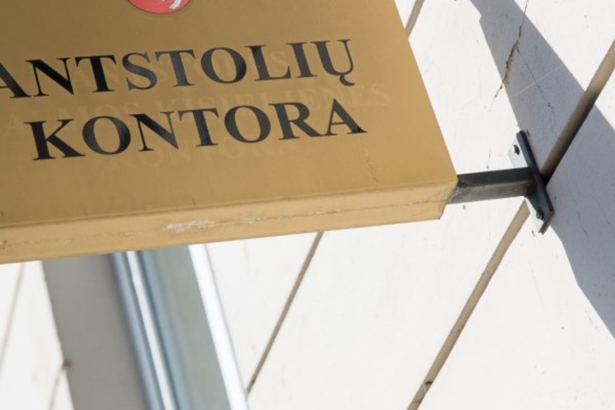 Nuo liepos 1 d. iš atlyginimų antstoliai išskaičiuos mažesnę dalį - Delfi