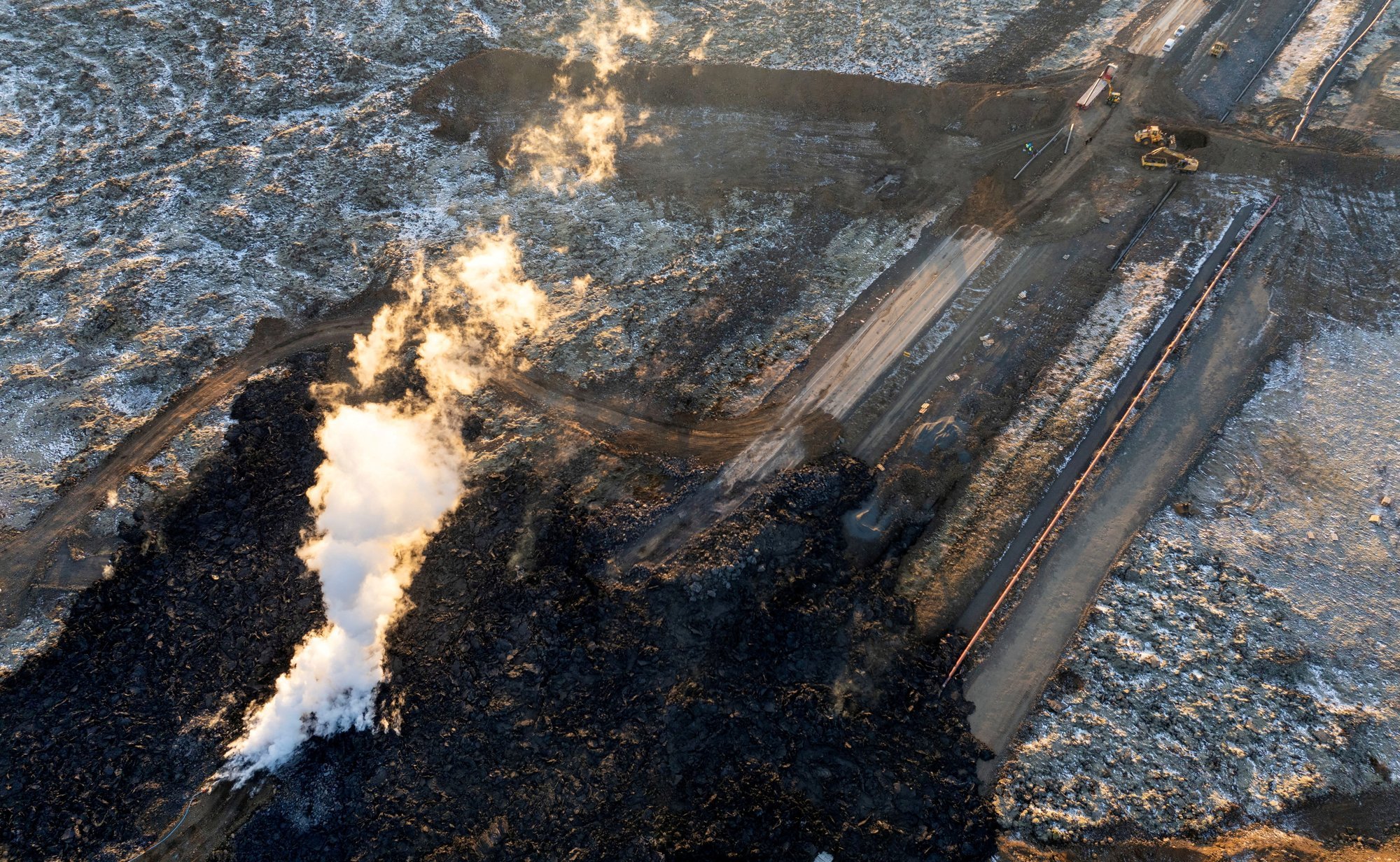 Lavos užlietame Islandijos miestelyje sunaikinta dešimtys pastatų - Delfi