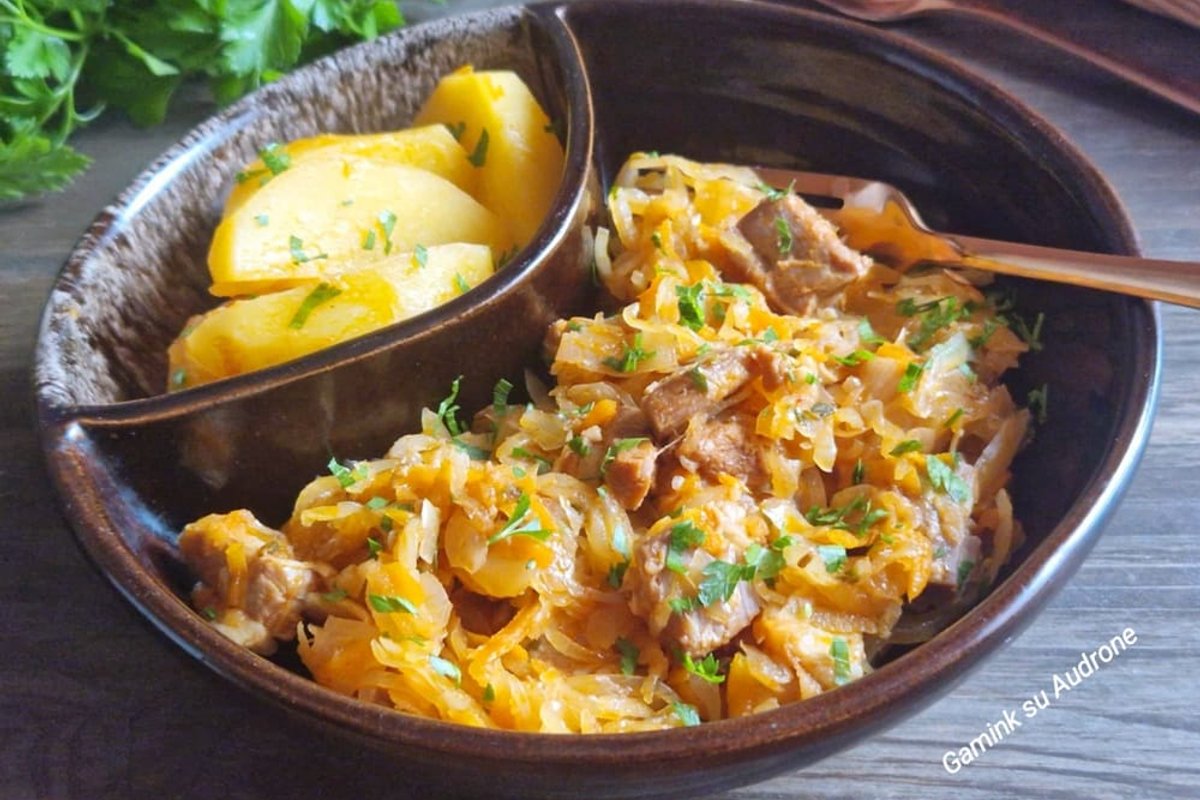 Raugintų kopūstų troškinys su kiauliena ir bulvėmis – pats geriausias ...