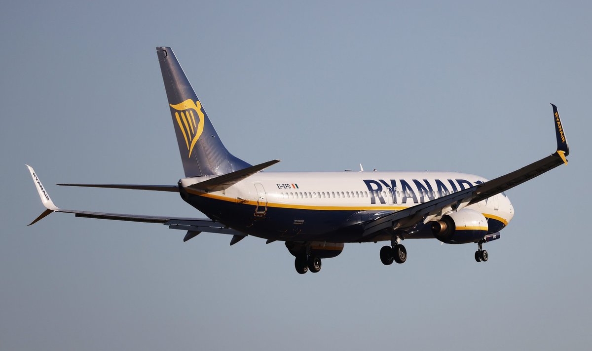 Vis į kitą oro uostą nukreipinėtam „Ryanair“ lėktuvui vos nesibaigė degalai - Delfi