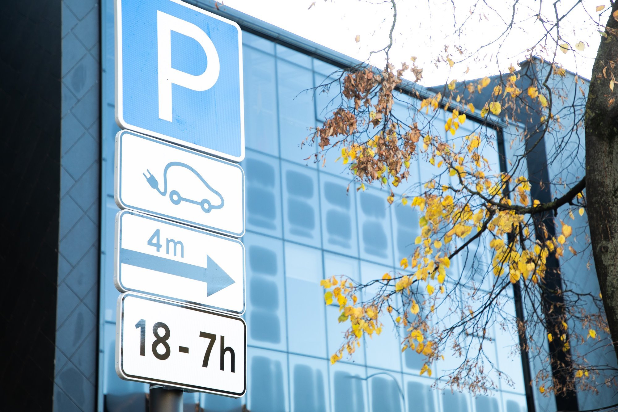 Be metinio leidimo pastačius elektromobilį – bauda: ar metas keisti ...