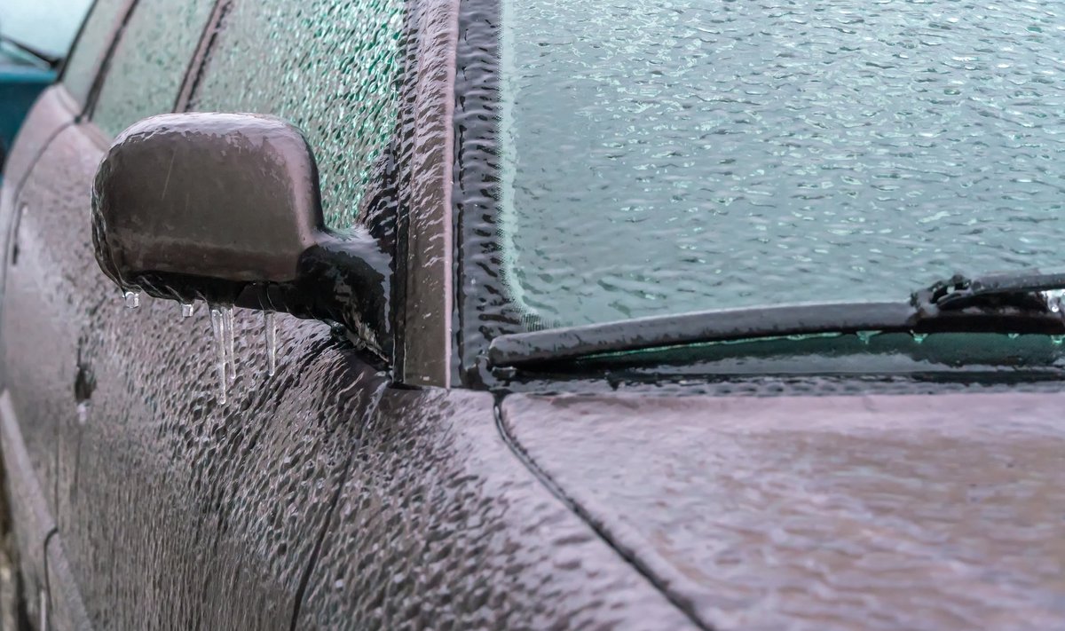 Lijundra gaubia Lietuvą: plinta vaizdai, kaip automobiliai ledo ...