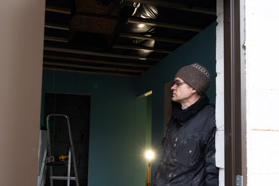 Год спустя после крушения самолета DHL: пилот под подозрением, а жители отстраивают дом - Delfi RU