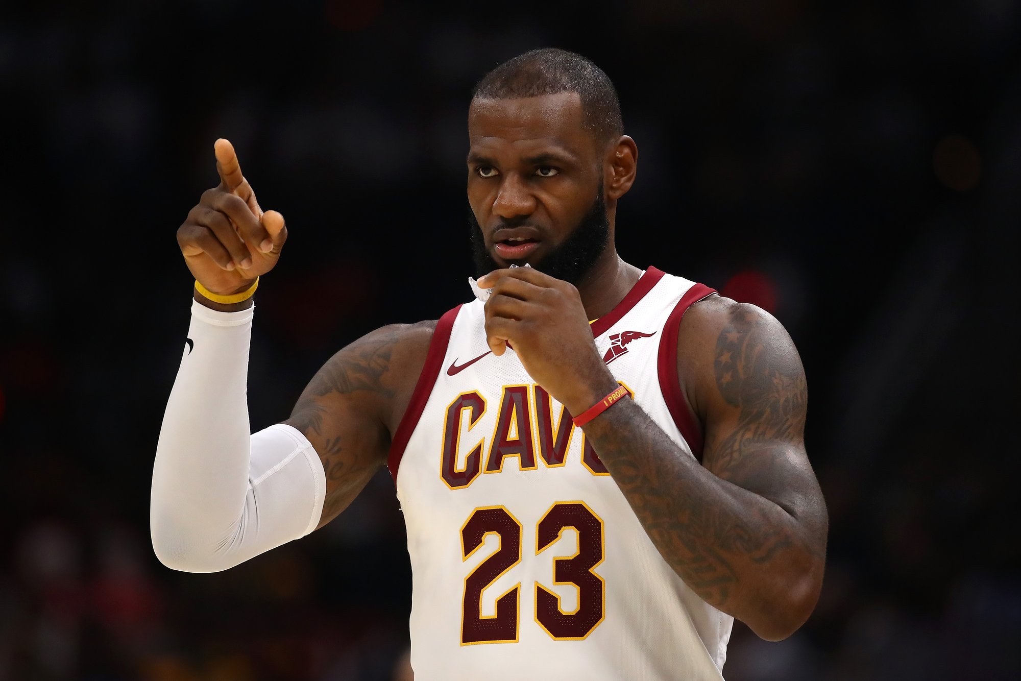 L. Jamesas norėtų žengti M. Jordano pėdomis ir tapti NBA klubo ...