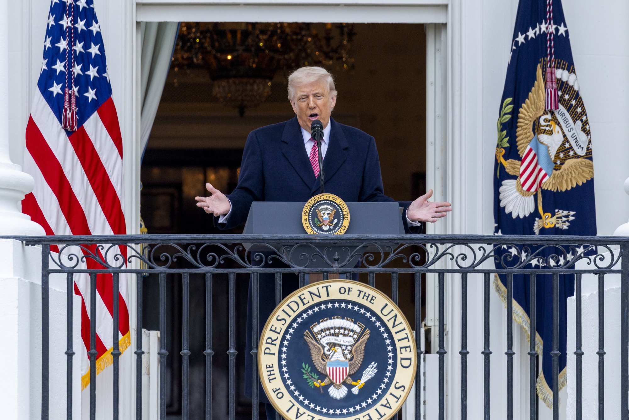 Trumpas pagrasino sunaikinti Irano Chargo salą - Delfi