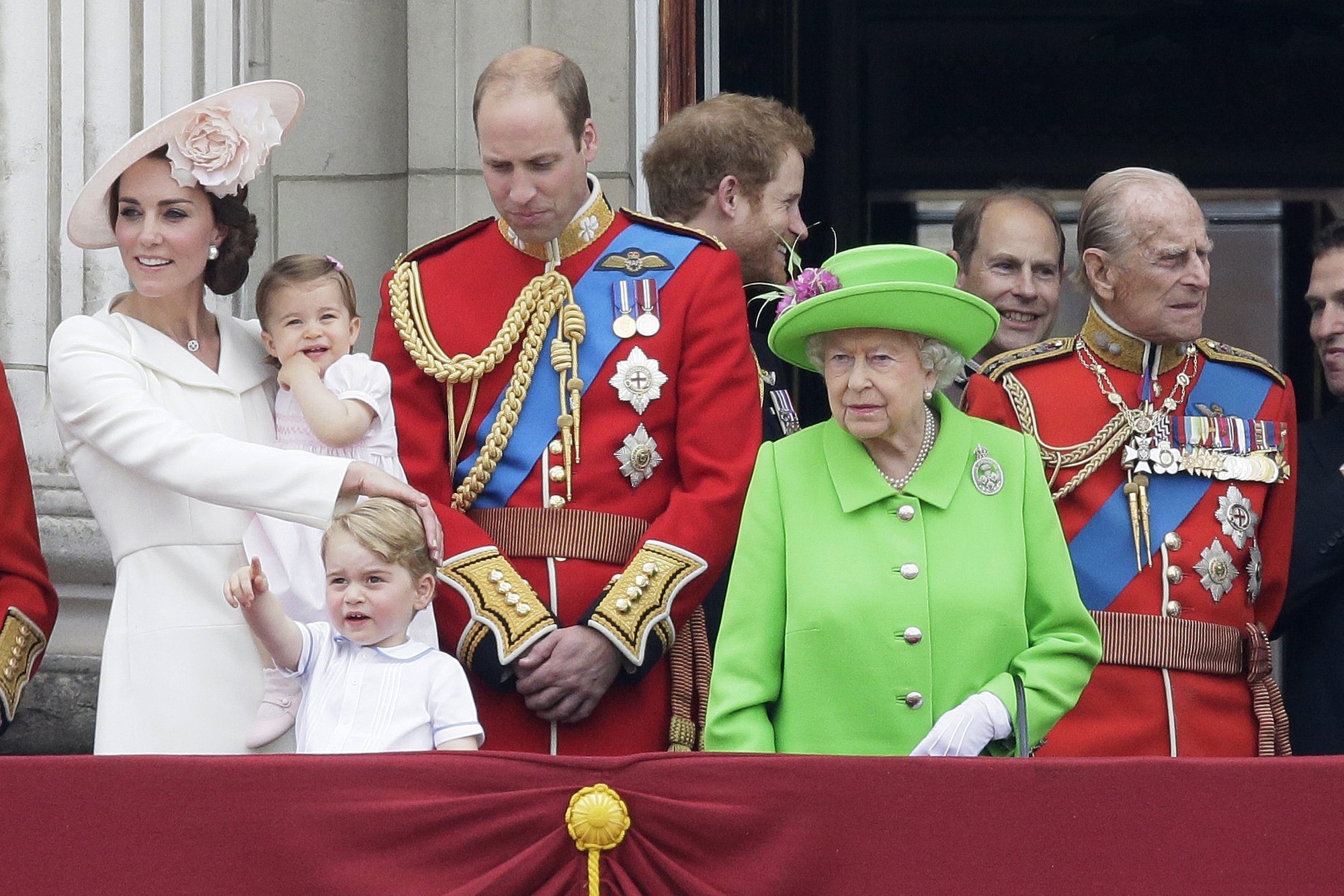 Karalienės Elizabeth II 90-asis gimtadienis paminėtas spalvingu kariniu ...