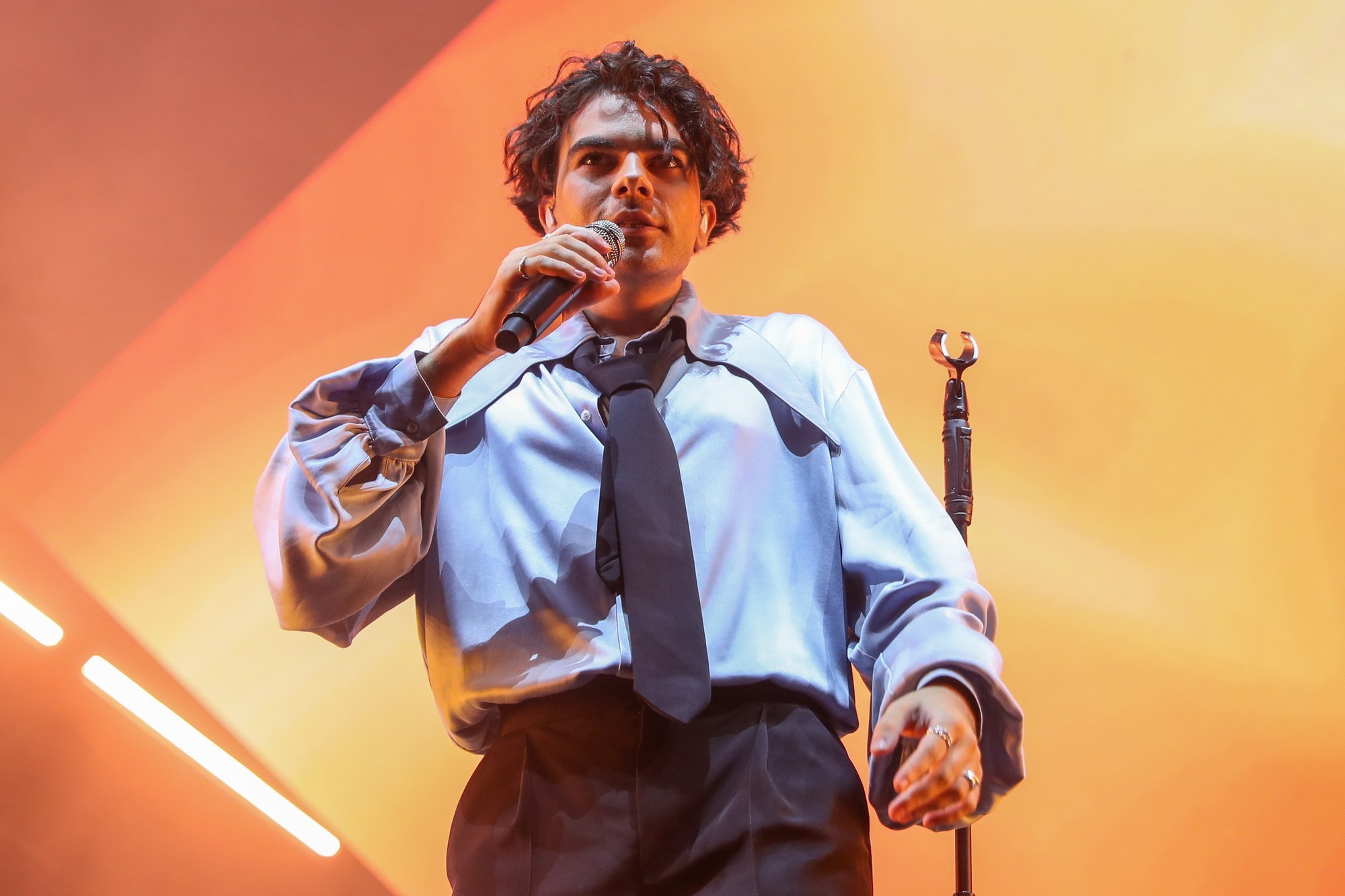 Rokas Yan pristato Kauno koncerte po atviru dangumi įamžintą muzikinį pasirodymą „Pabučiuok ...