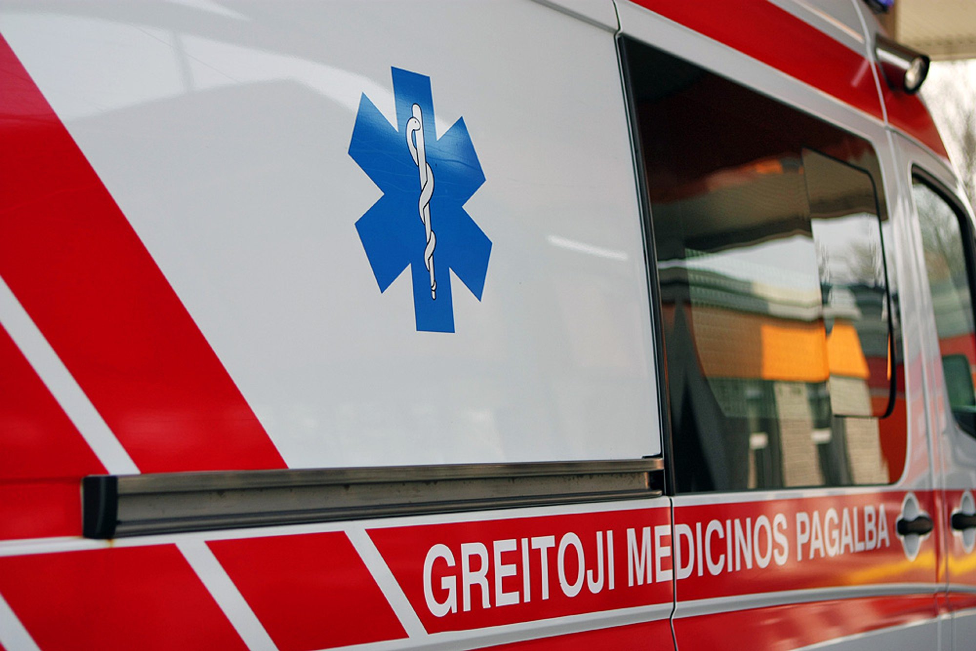 82 metų senolis neregistruotu mopedu per Šiaulius lėkė be šalmo, teisių ...