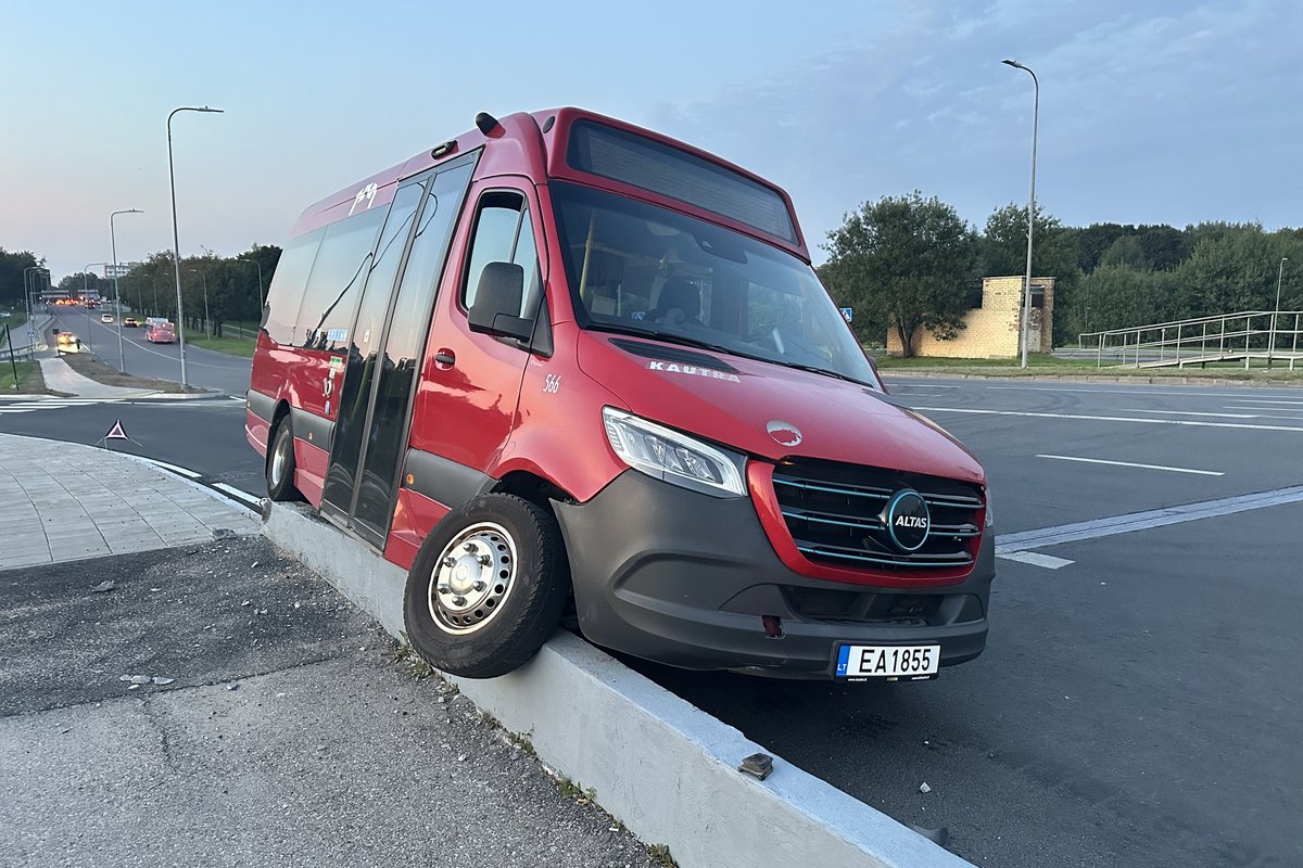 Vilnius Bus Accident: Dramatic Viaduct Collapse - News Directory 3